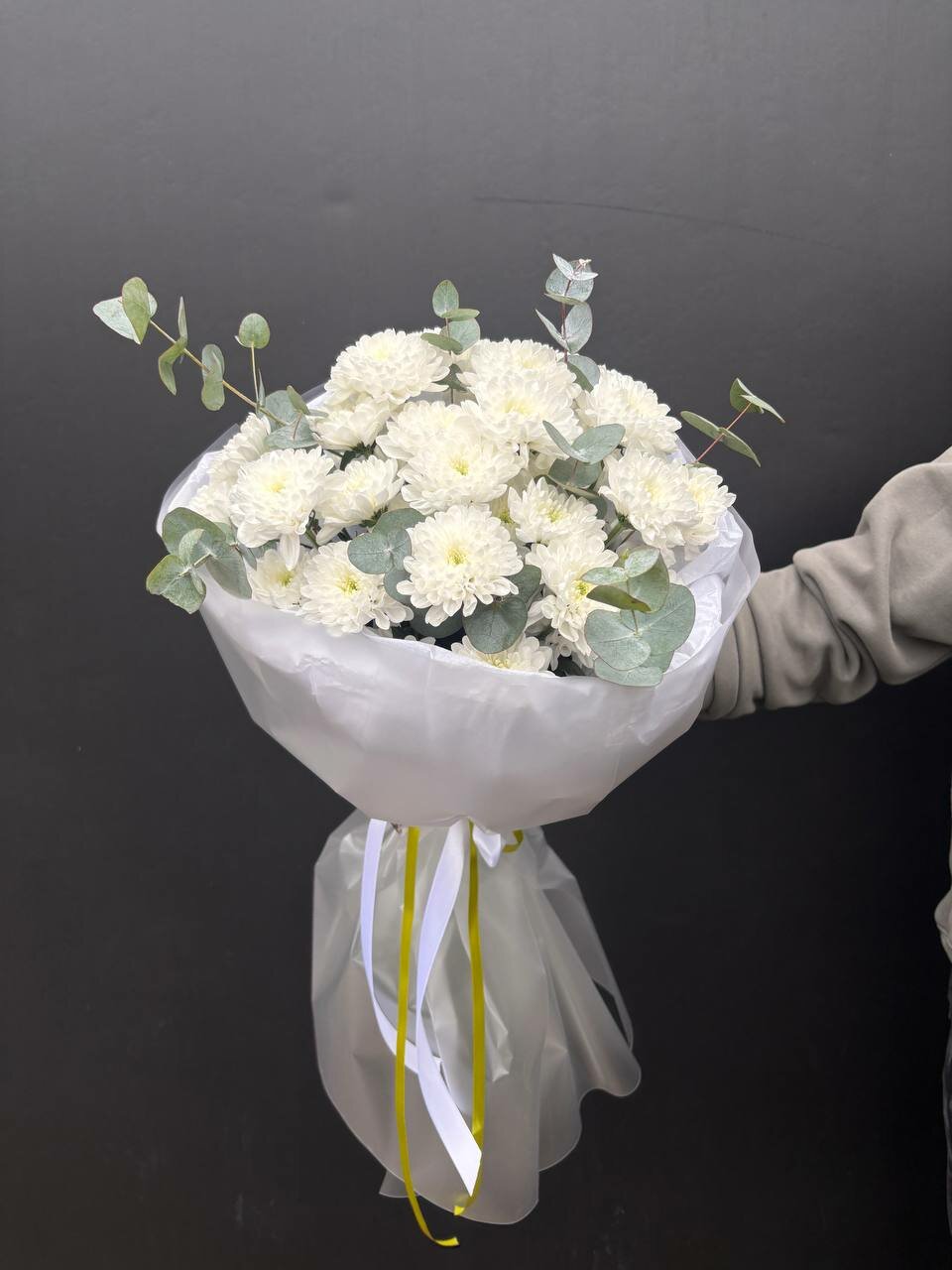 Букет из 5 белых хризантем эвкалиптом в стильной упаковки от Story Flowers — фото 1