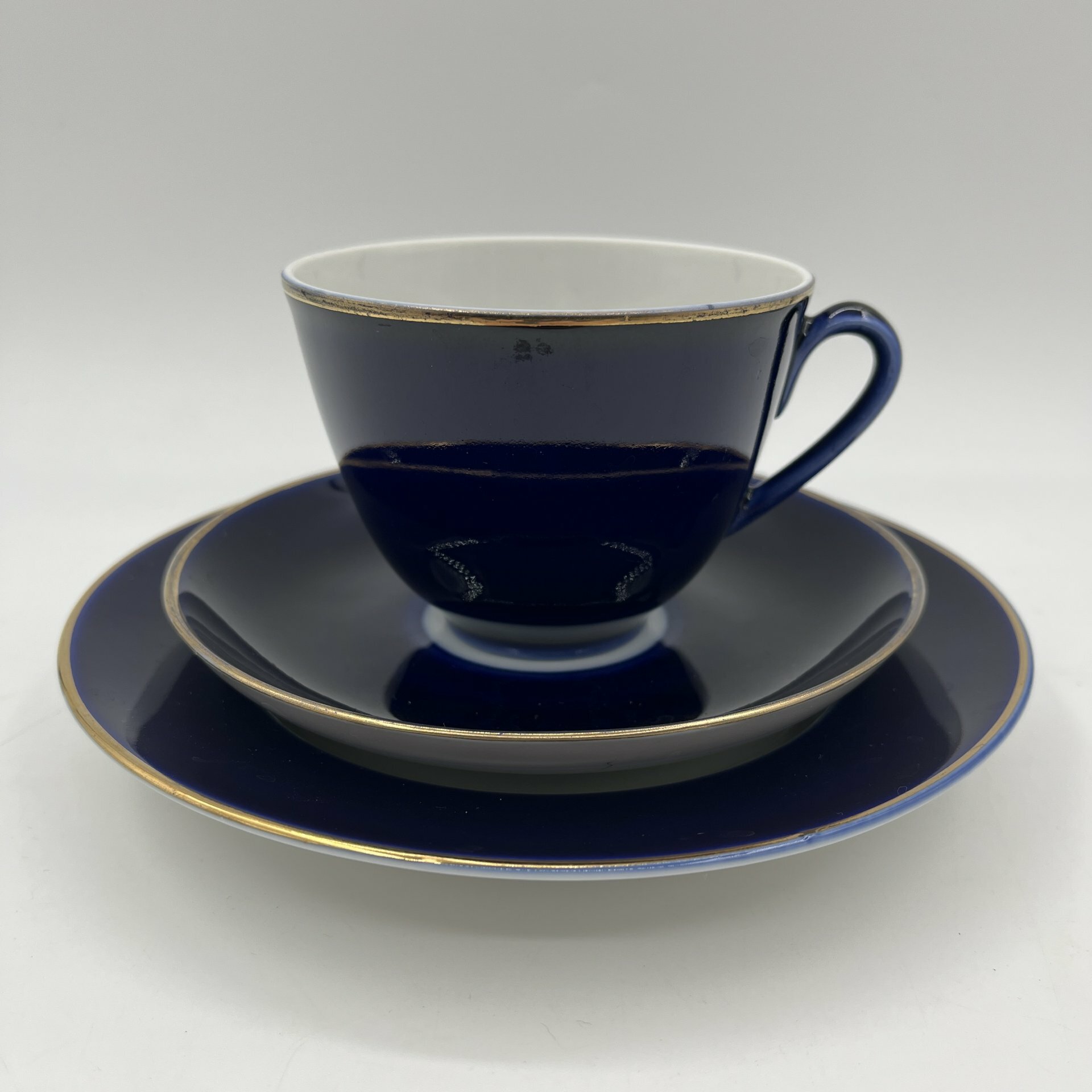 Трио чайное (чашка, блюдце, десертная тарелка) с кобальтовой каймой, фарфор