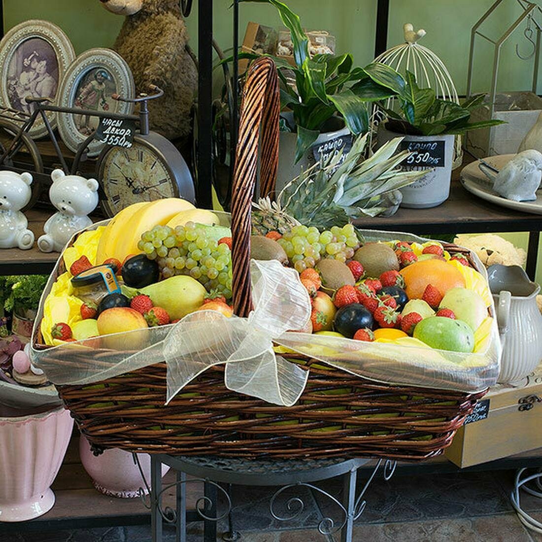 Корзина с фруктами Charlotte "Tutti Frutti", с медом, подарочная