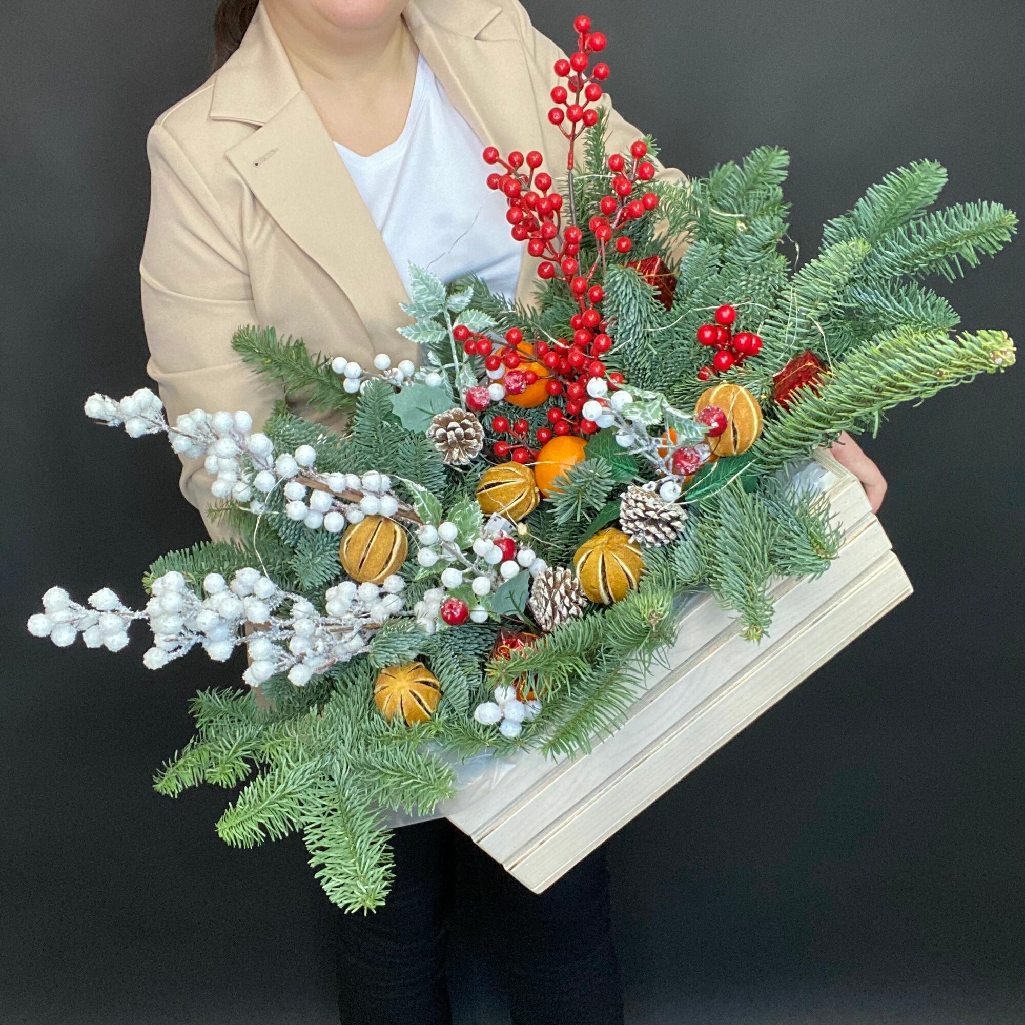 Ящик цветов (нобилис, искусственные ягоды, искусственная ель, мандарины засушенные)