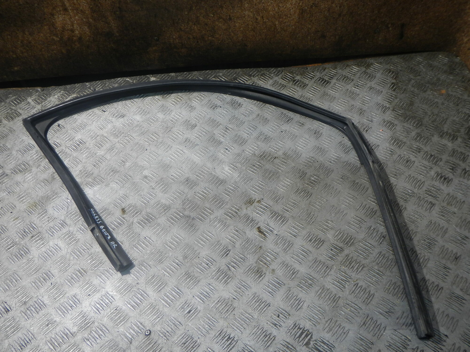 Б/У Уплотнитель стекла двери передней правой, ВАЗ (VAZ)-LADA VESTA (веста) LADA VESTA (Веста) Потертости. 566855 LADA ар...