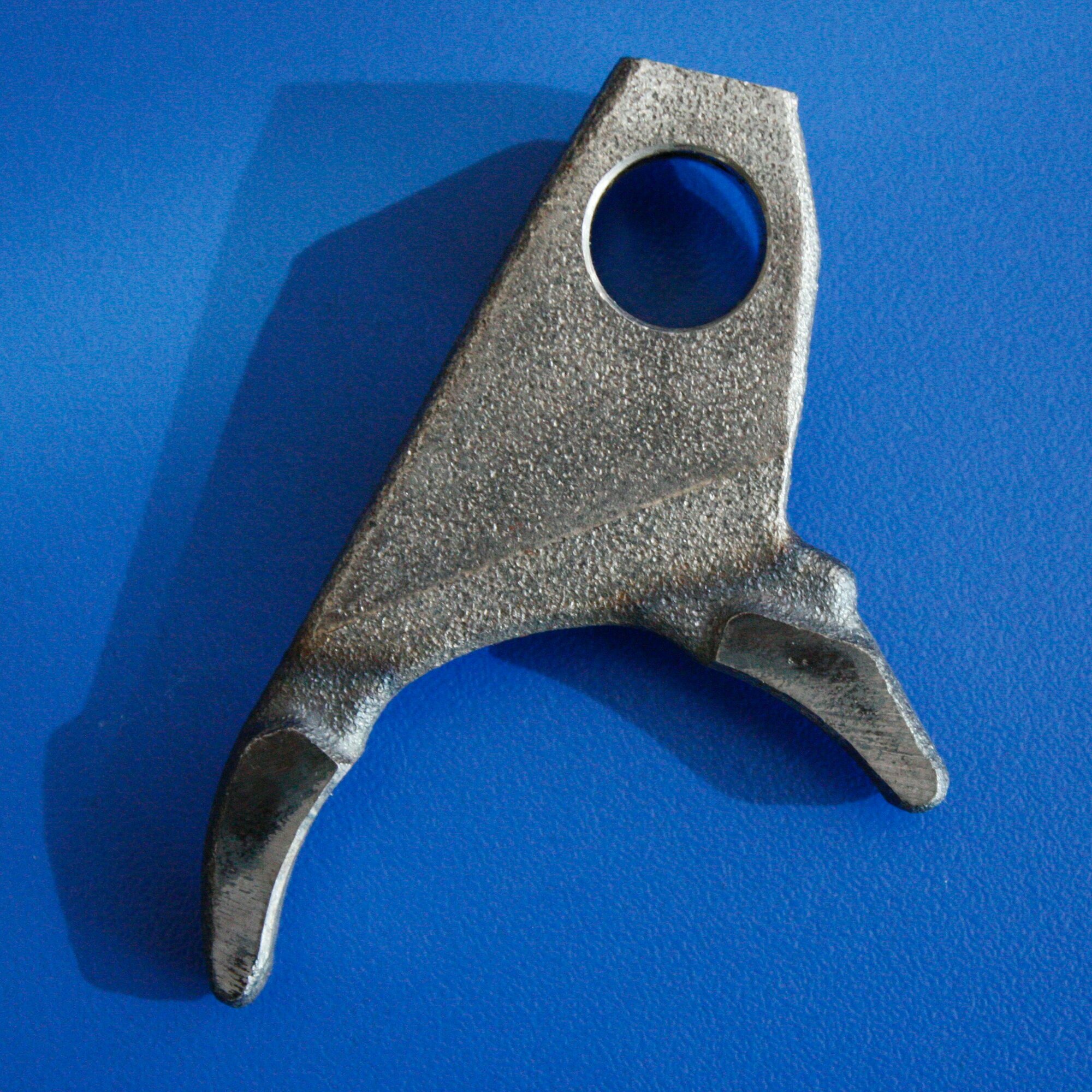 Вилка коробки раздаточной "ВАЗ" для а/м Нива (2121-1803028)