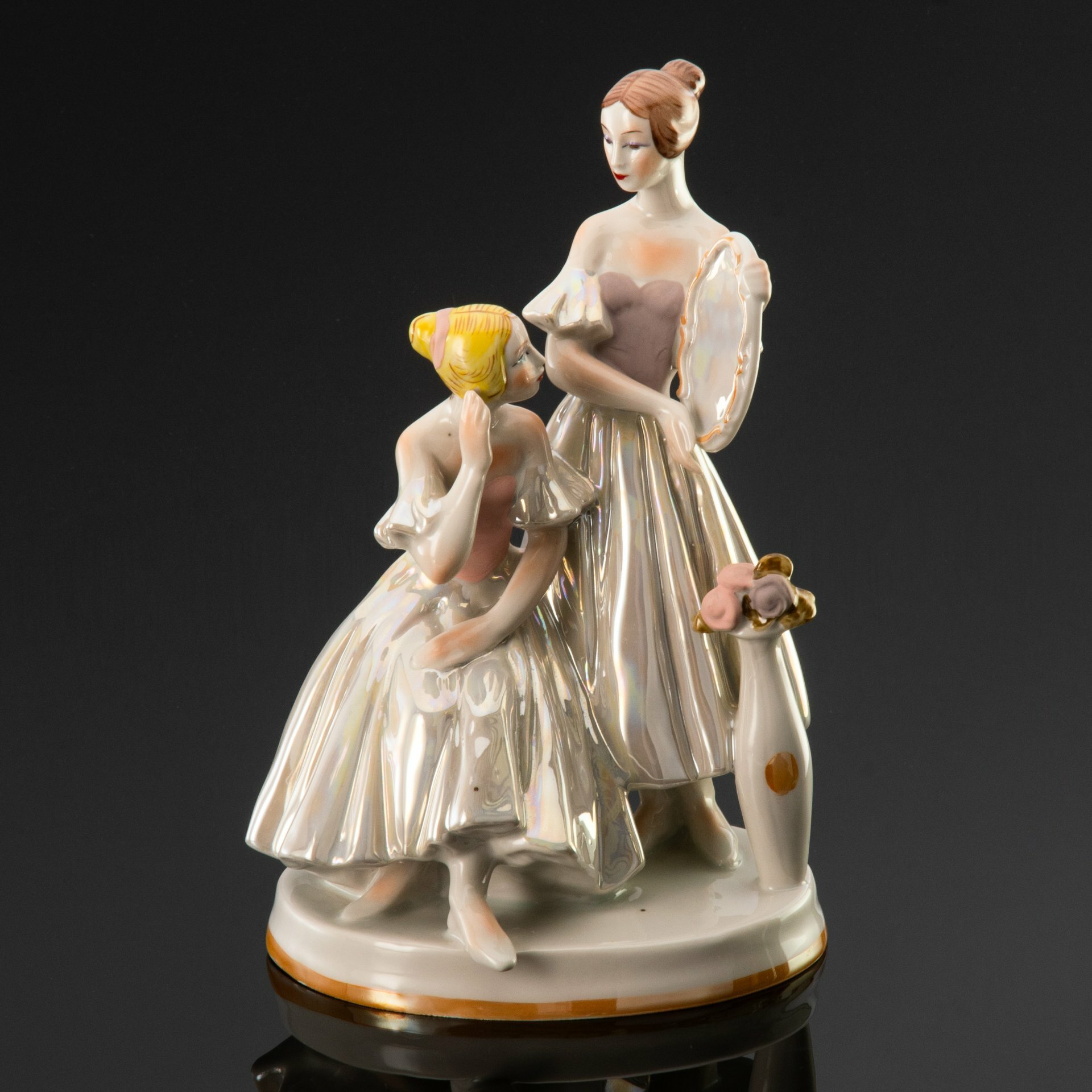 Статуэтка "Балерины с зеркалом, Перед выступлением", автор О. Л. Жникруп, фарфор