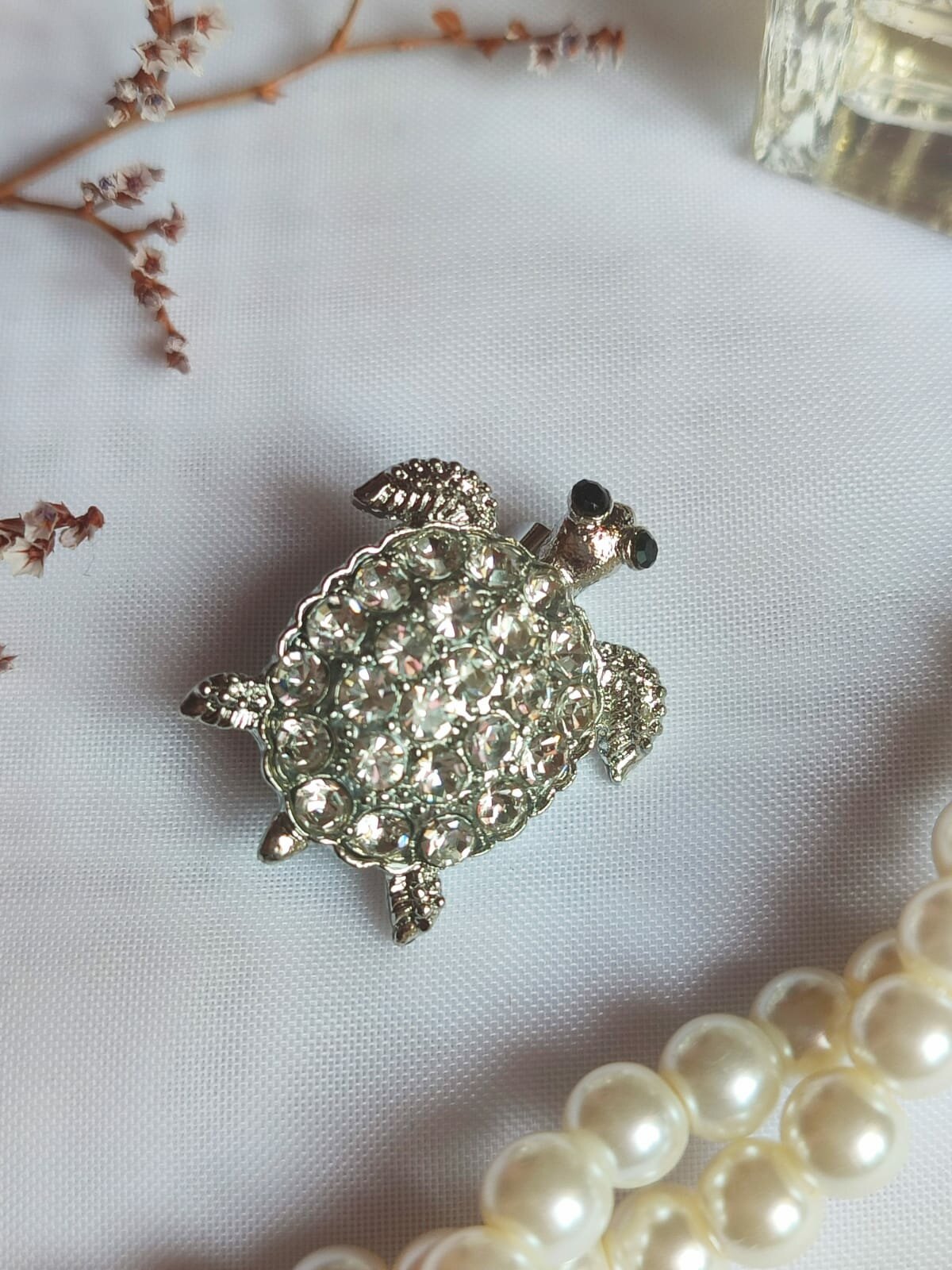 Брошь, стразы