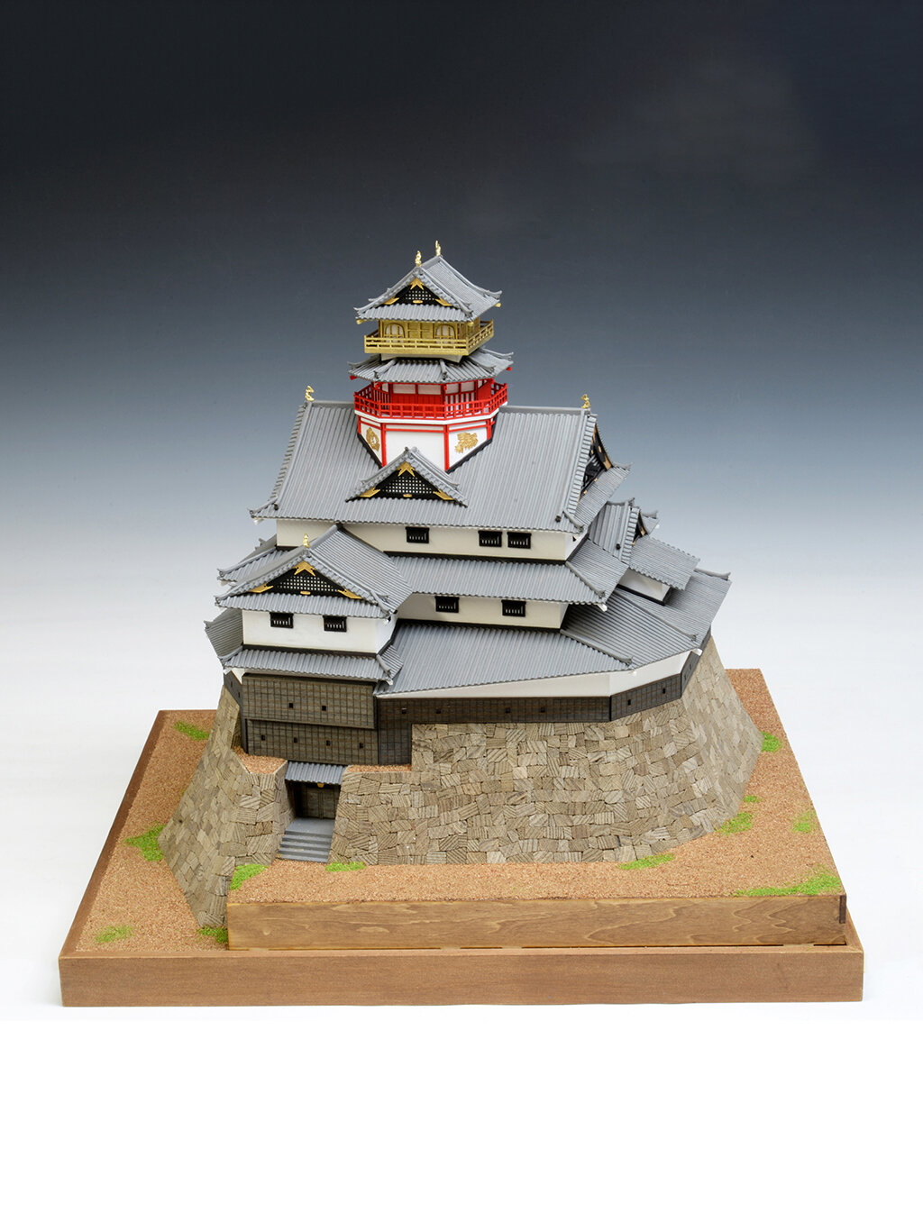 Сборная модель от Woody Joe, замок Azuchi, 390х360х350 мм, М.1:150
