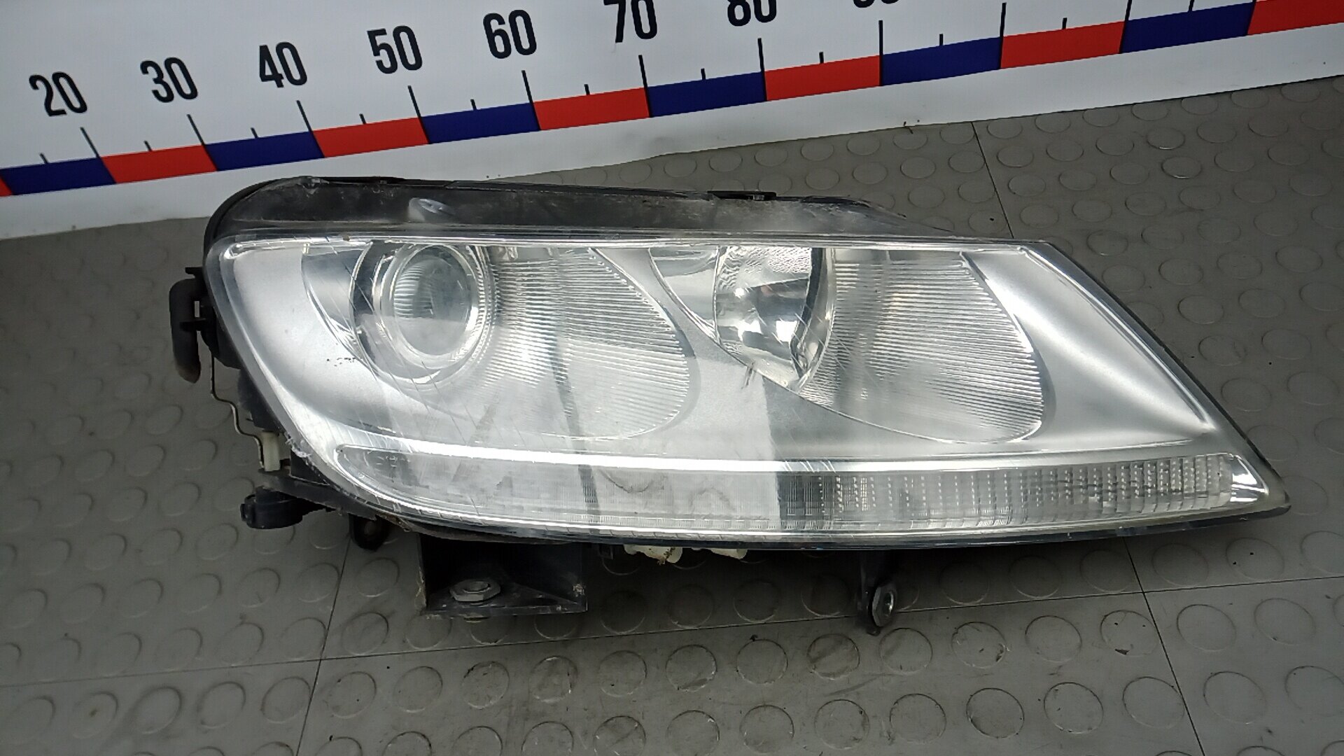 Фара правая VOLKSWAGEN PHAETON 1