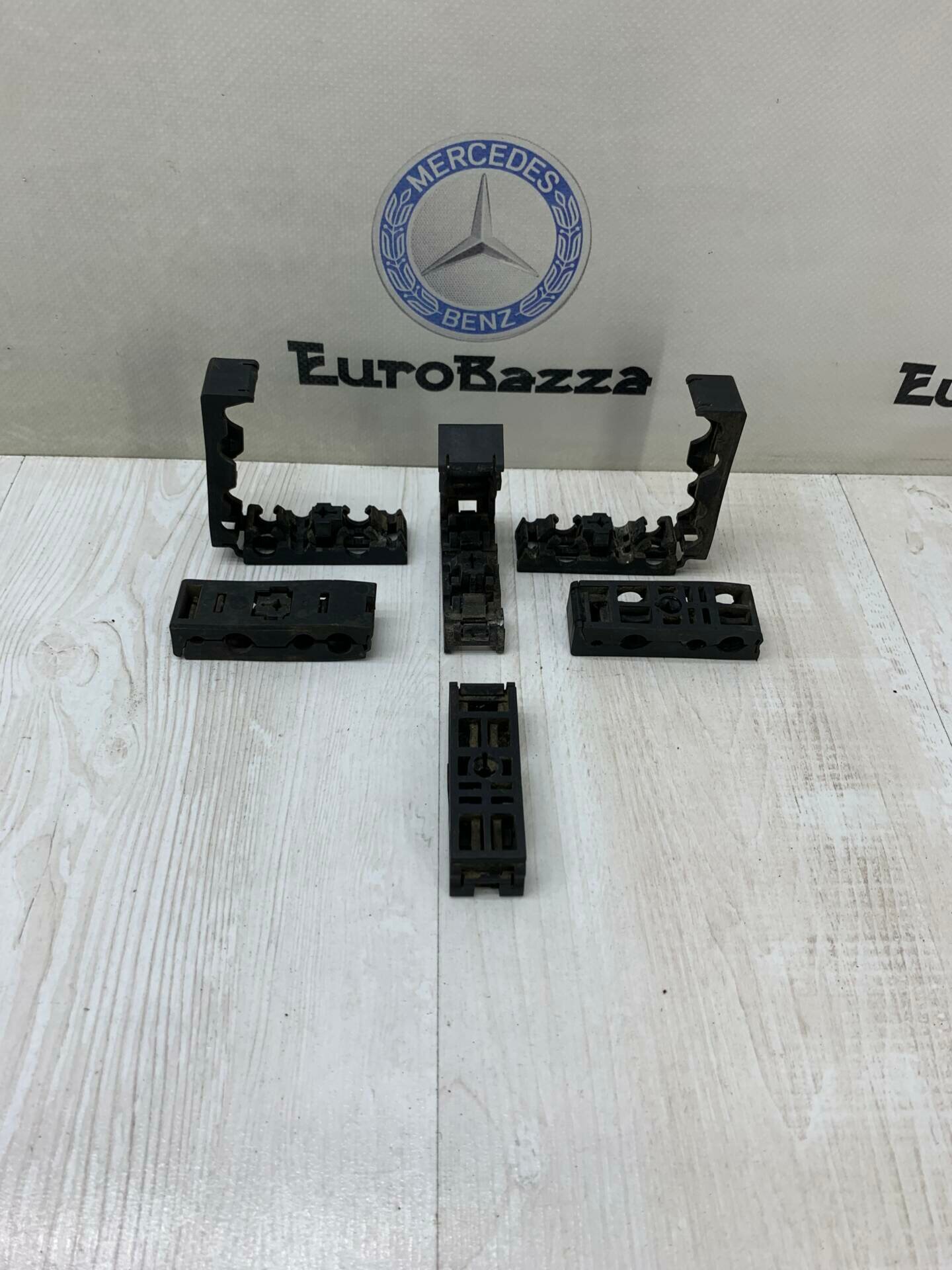 Кронштейн топливной трубки Mercedes W211 A0009957914