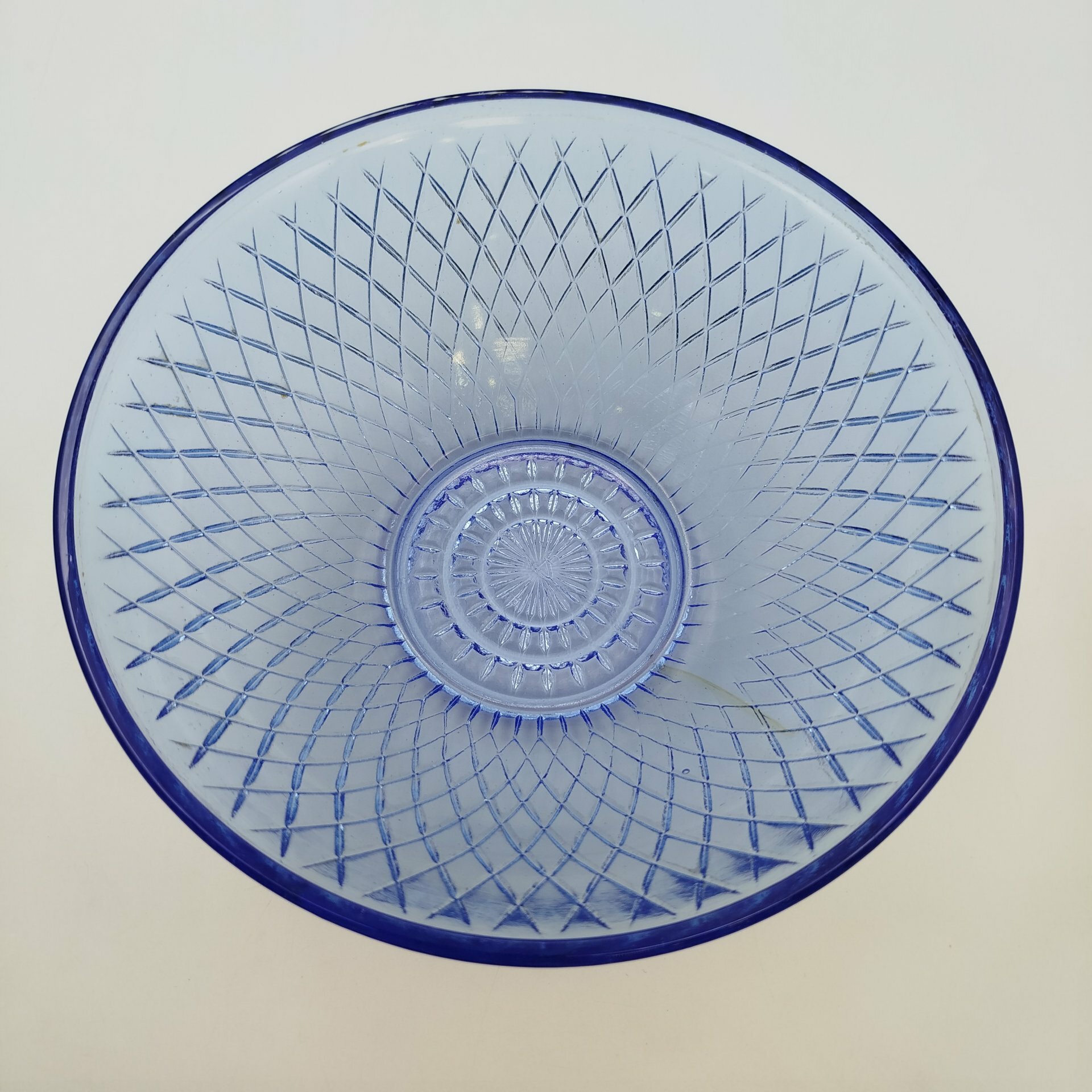 Салатник круглой формы с геометрическим объёмным декором, цветное стекло, СССР