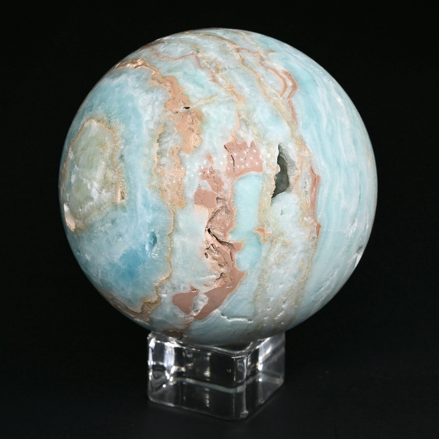 Шар из арагонита голубого с жеодовыми образованиями диаметр 70мм, 483г .