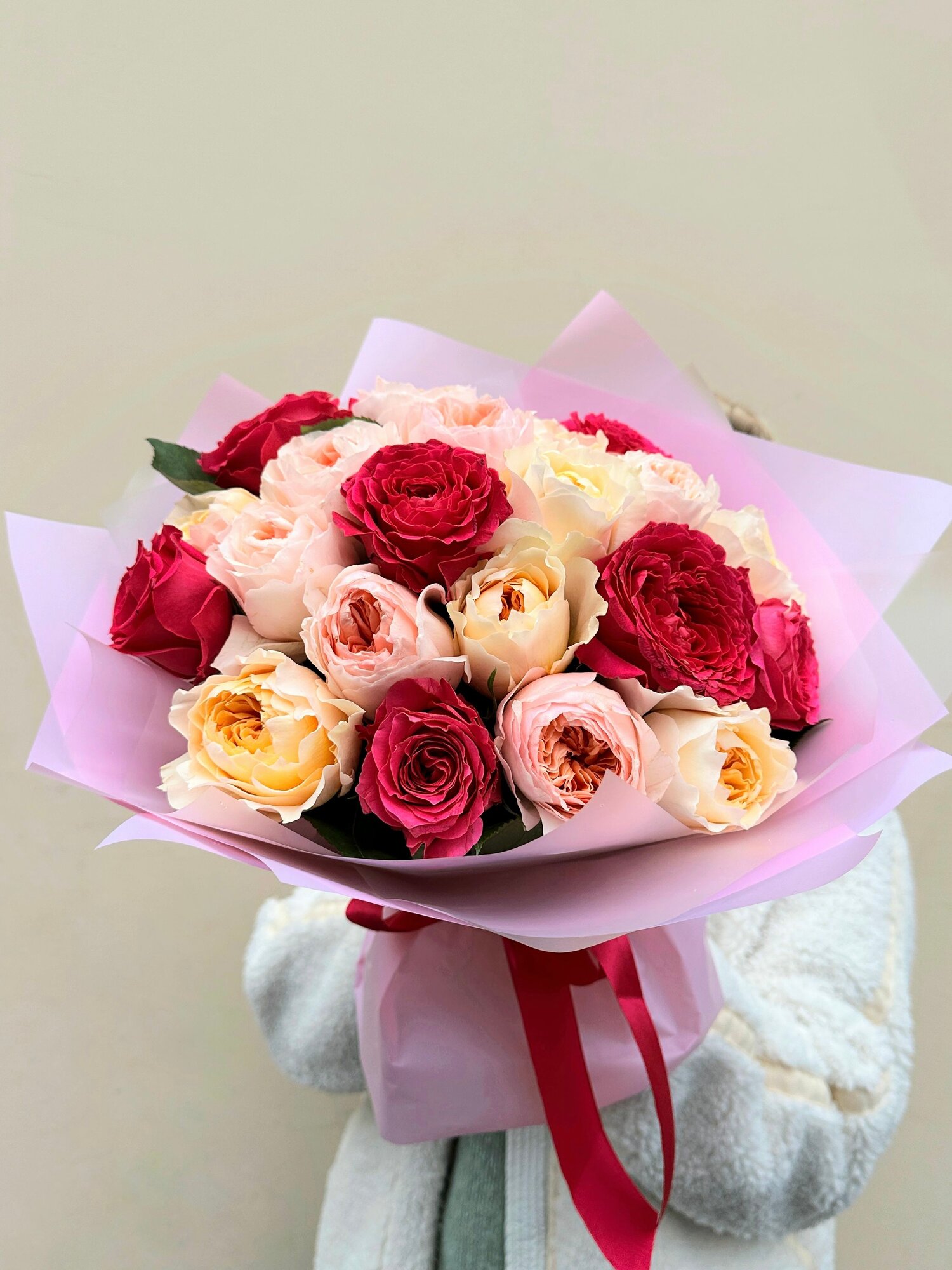 Букет цветов из 15 пионовидных роз премиум сорт дэвид остин, яркий микс высота 50 см