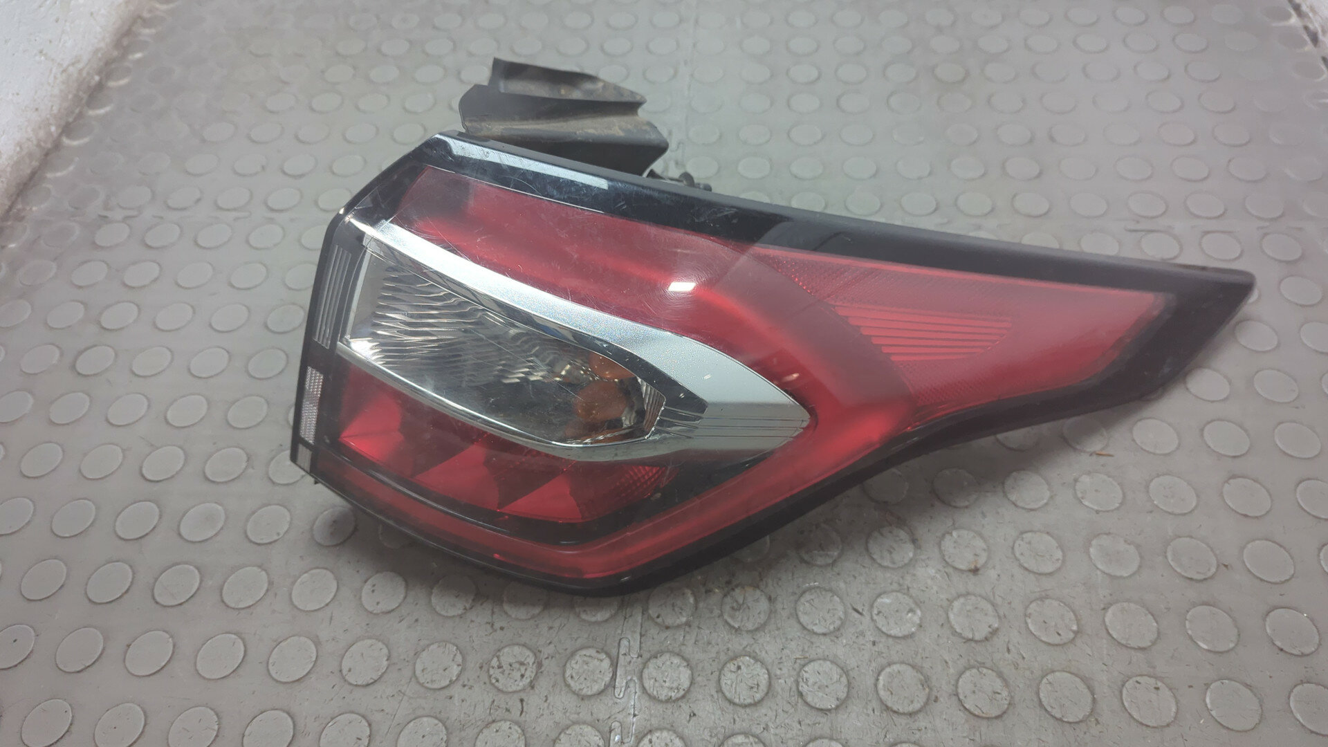 Фонарь (задний) правый Ford Escape Б/У