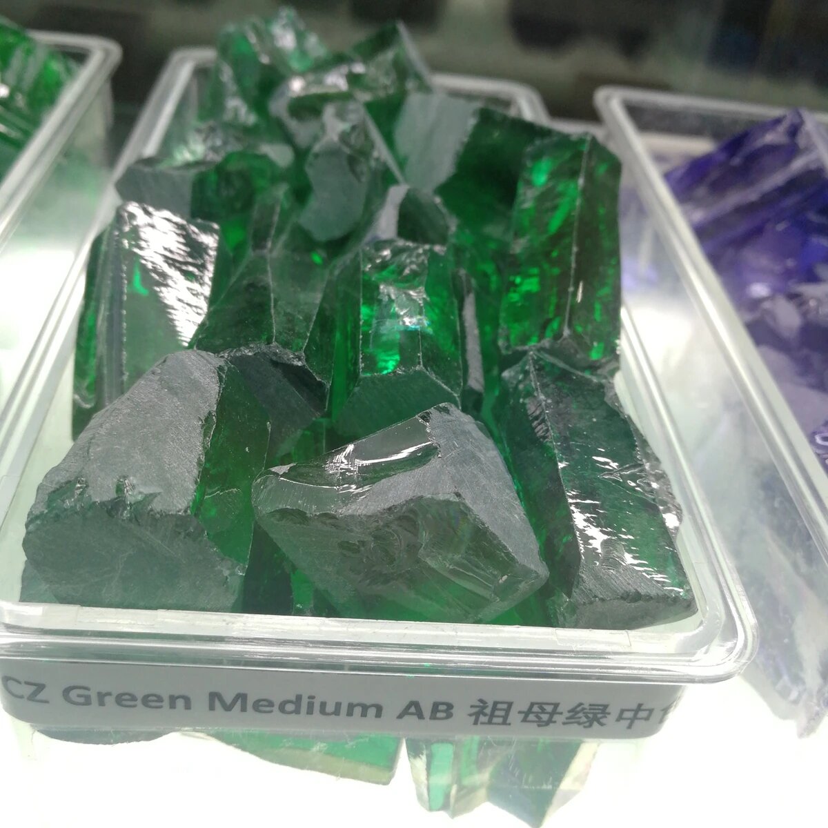 Необработанные кубические цирконии 200 г Изумрудный, Medium-Emerald Green