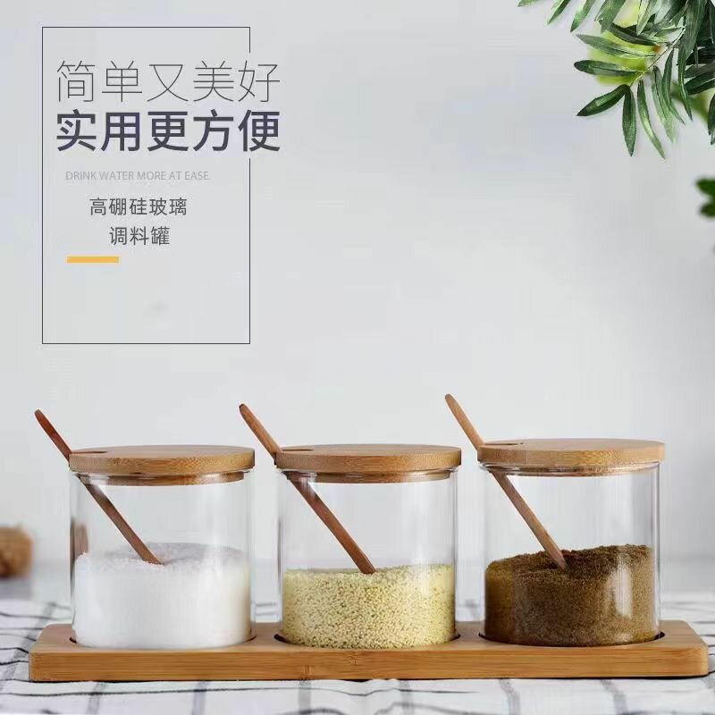 Набор стеклянных баночек для специй из трех предметов: солонка, сахарница, контейнер для приправ с бамбуковой крышкой.