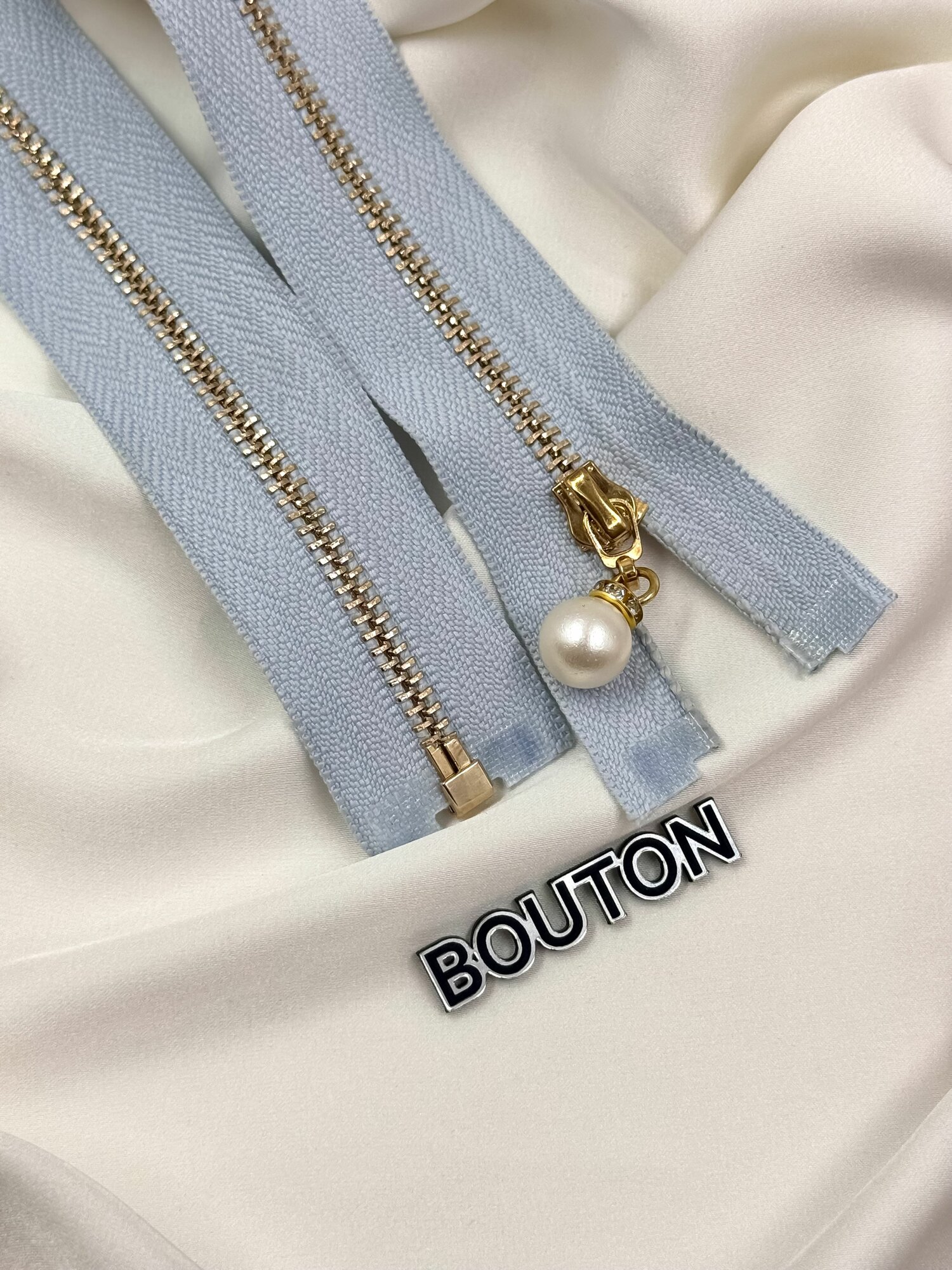 Молния неразъемная голубая с жемчугом 15 см