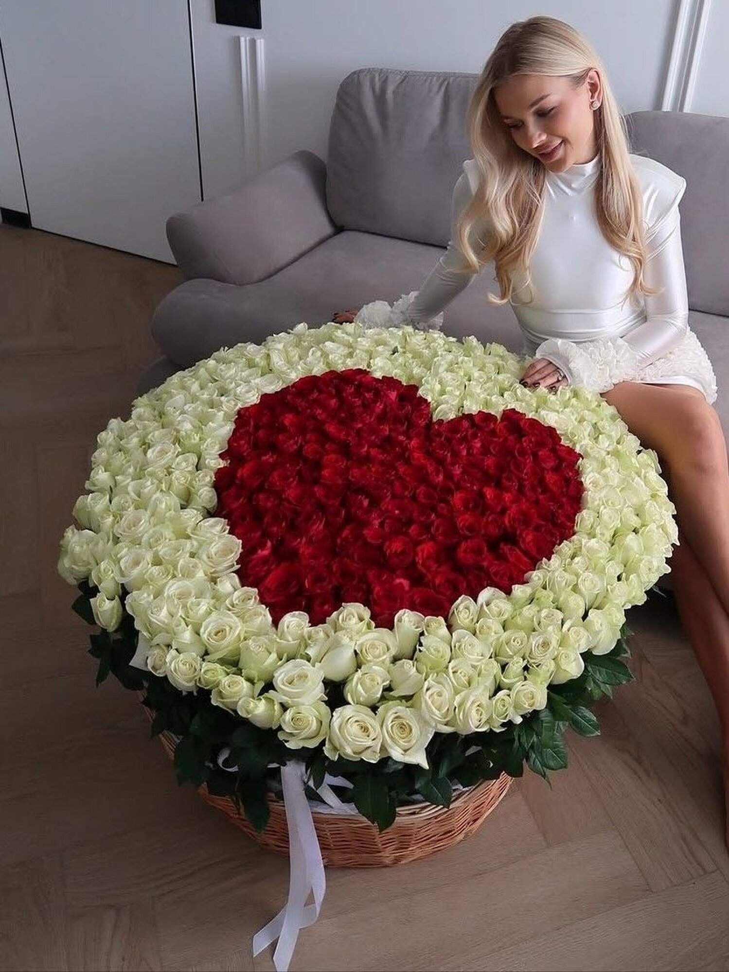 Корзина из 301 розы, 50 см х 80 см, плетеная корзина, цвет красный/белый