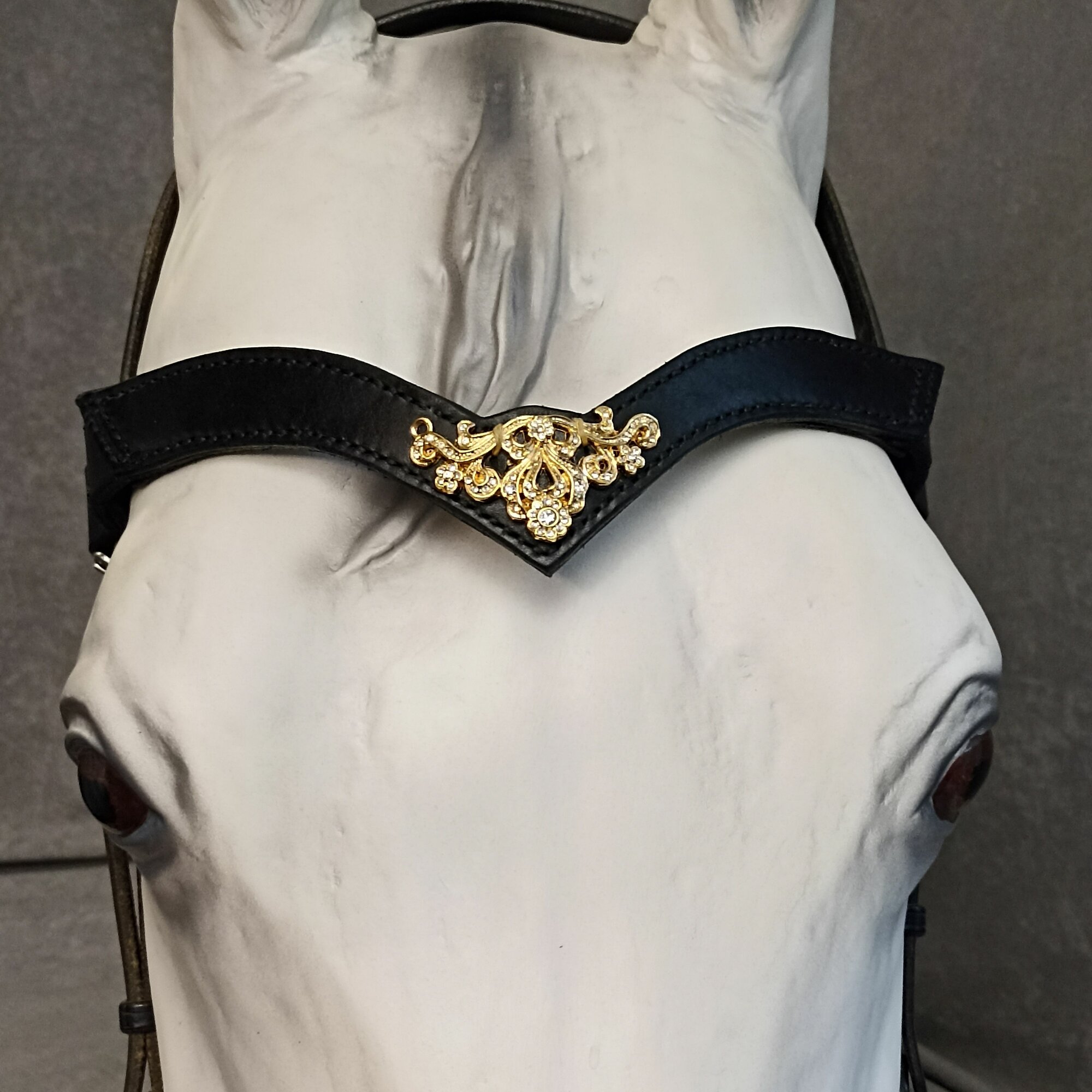 Налобник для лошади со стразами. Full-41см, кожаный, черный. Эрмитаж- налобный ремень для коня с золотистым вензелем и белыми стразами