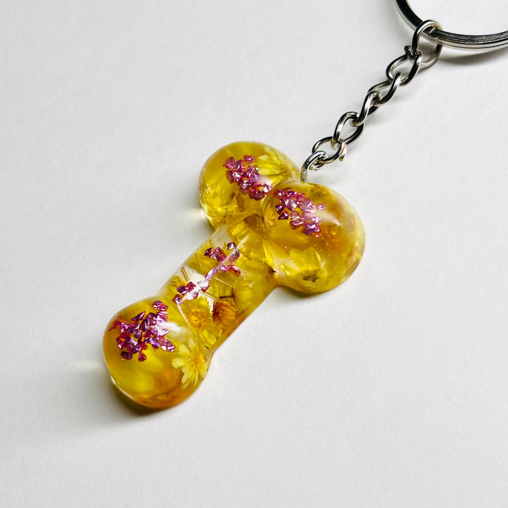 Креативный брелок в форме пениса, инкрустированный сухоцветами и декоративными камнями EVTUSHENKO ART.