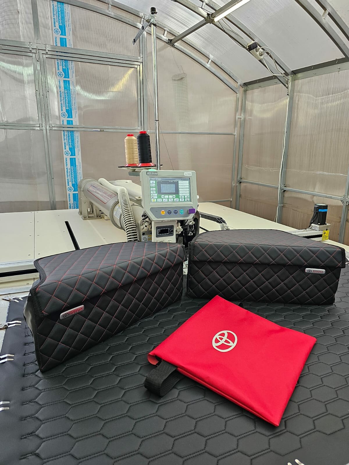 Органайзеры кожаные в нишу багажника для Toyota Camry (XV 70) Ромб Красный Комплект