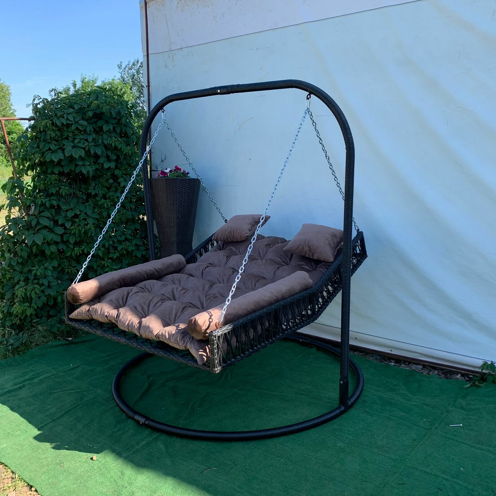 Парящая кровать Тартуга выдерживает 300 кг. Диаметр опоры 180 см, лежак ширина 135 см, глубина 180 см.