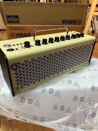 Гитарный настольный комбоусилитель ( комбик ) Yamaha THR10II для электрогитары