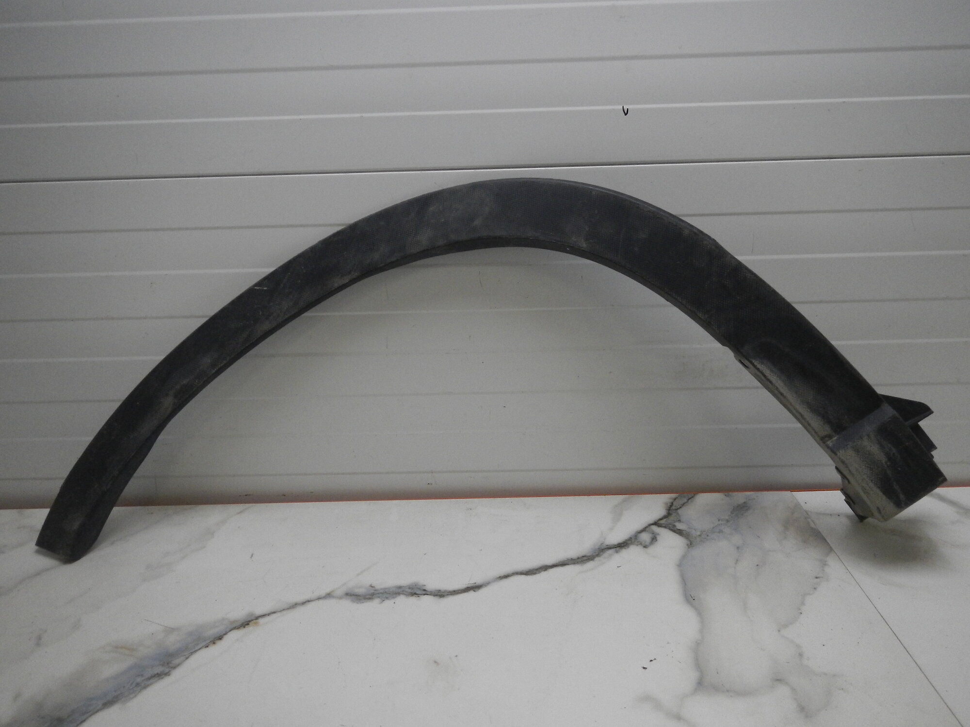 Б/У Накладка крыла переднего левого, Subaru (Субару)-FORESTER (18-) SUBARU FORESTER (18-) Cломано 3 крепления, задиры. 6...
