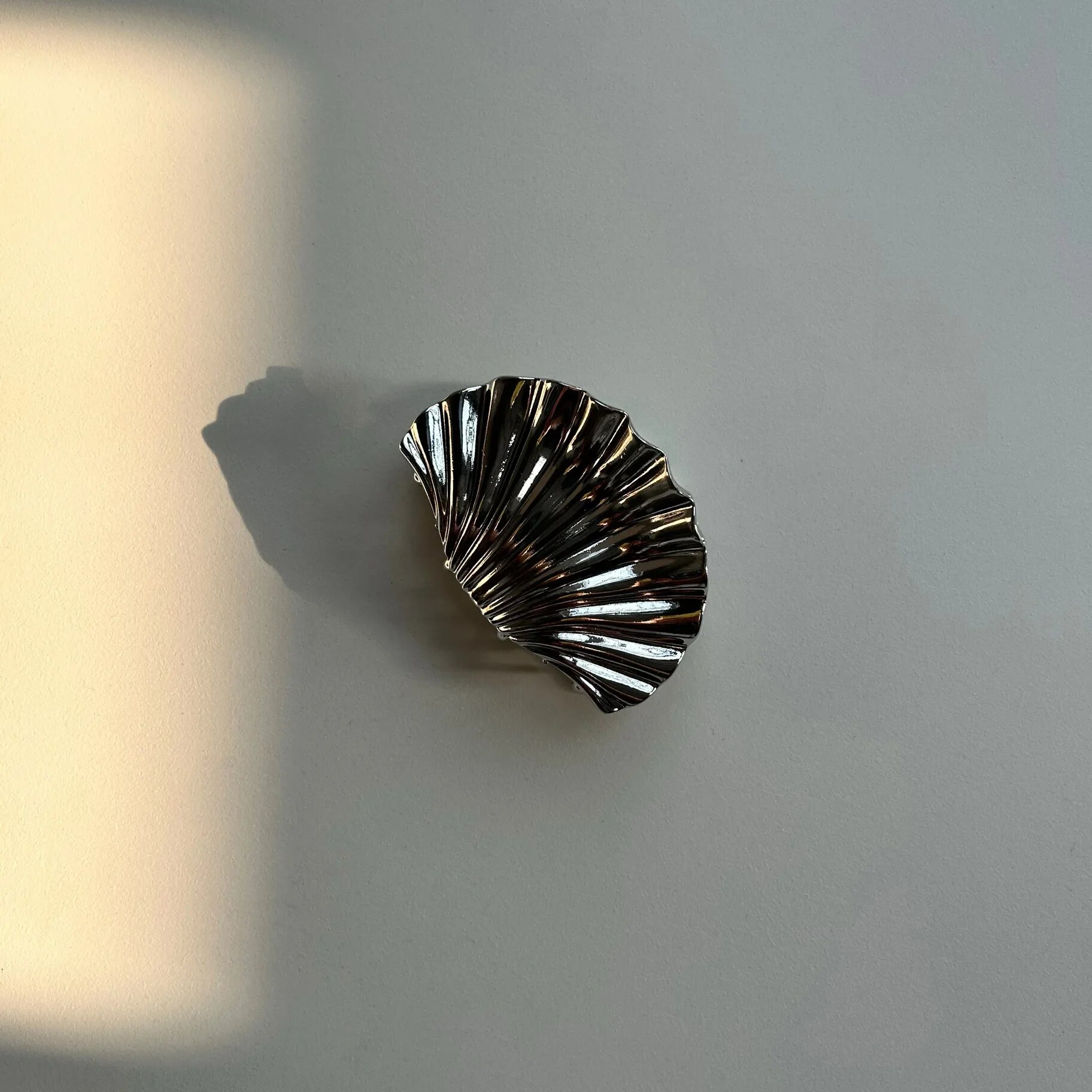 Пластиковая заколка-краб в форме ракушки Small silver - about