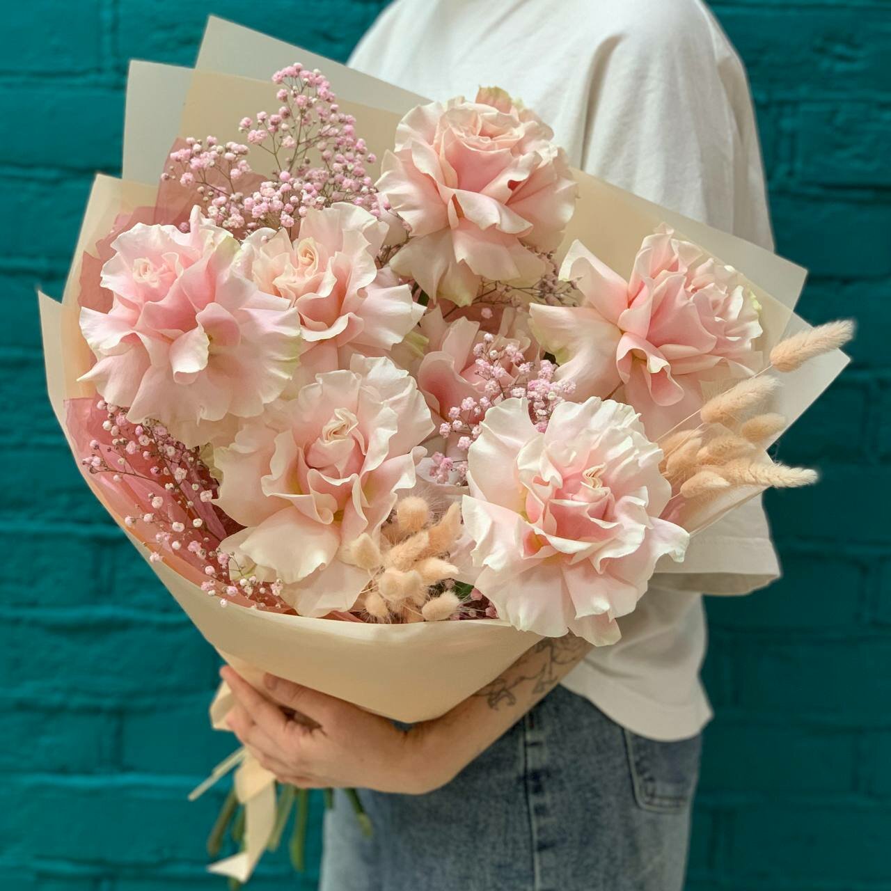 Букет из французских роз и лагуруса