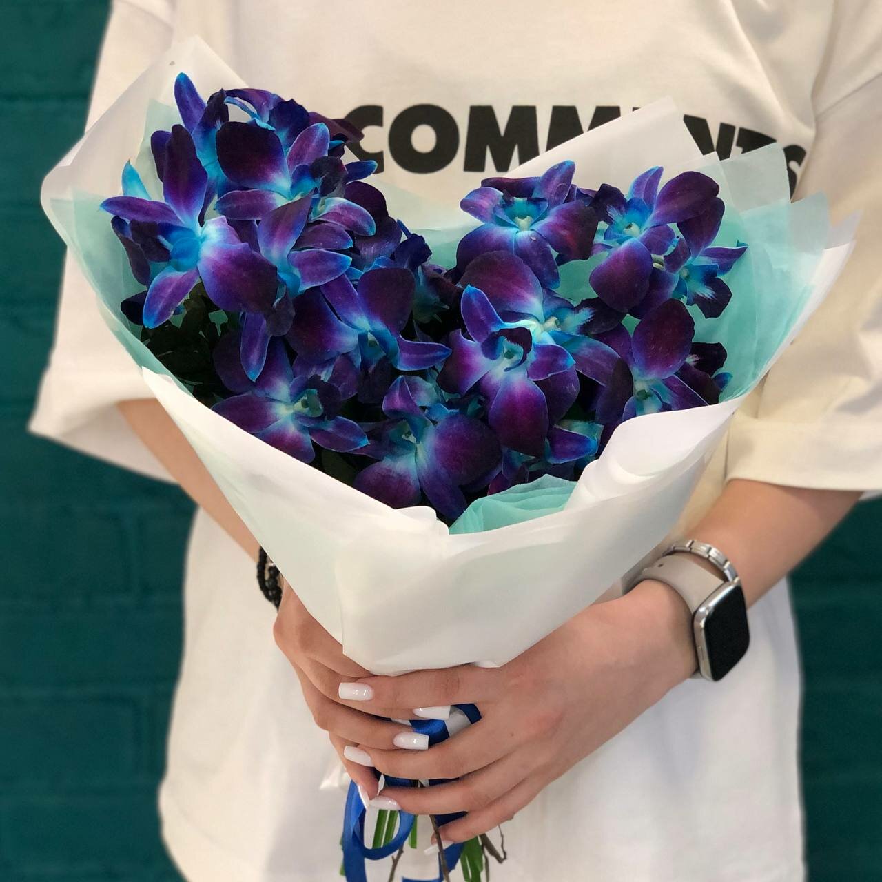 Букет из 13 синих орхидей (дендробиума)