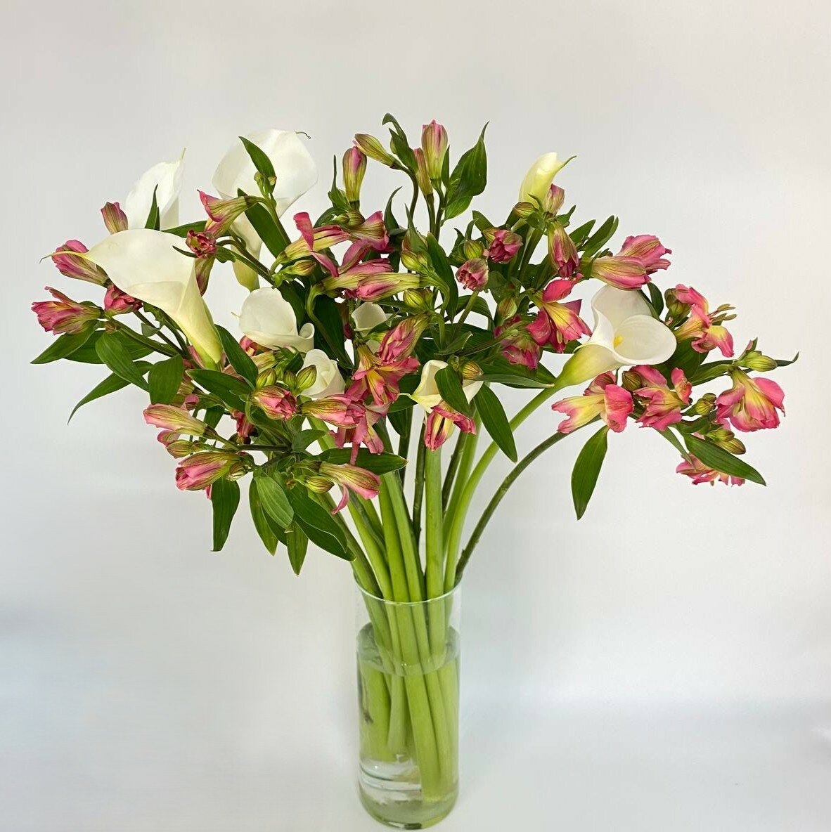 Живые цветы белые каллы и стойкие альстромерии. Букет из альстромерий и калл