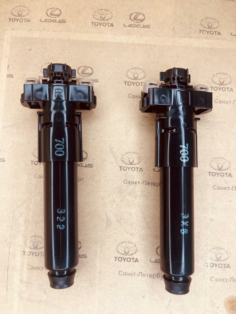 Комплект форсунок омывателя фар LR Toyota LC300