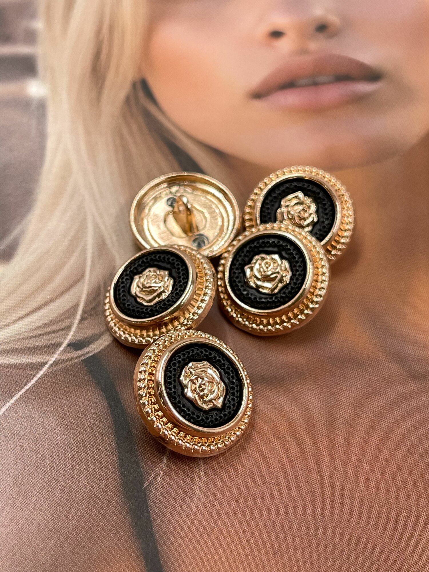 Пуговицы золотистые с розой 18 мм, 5 штук