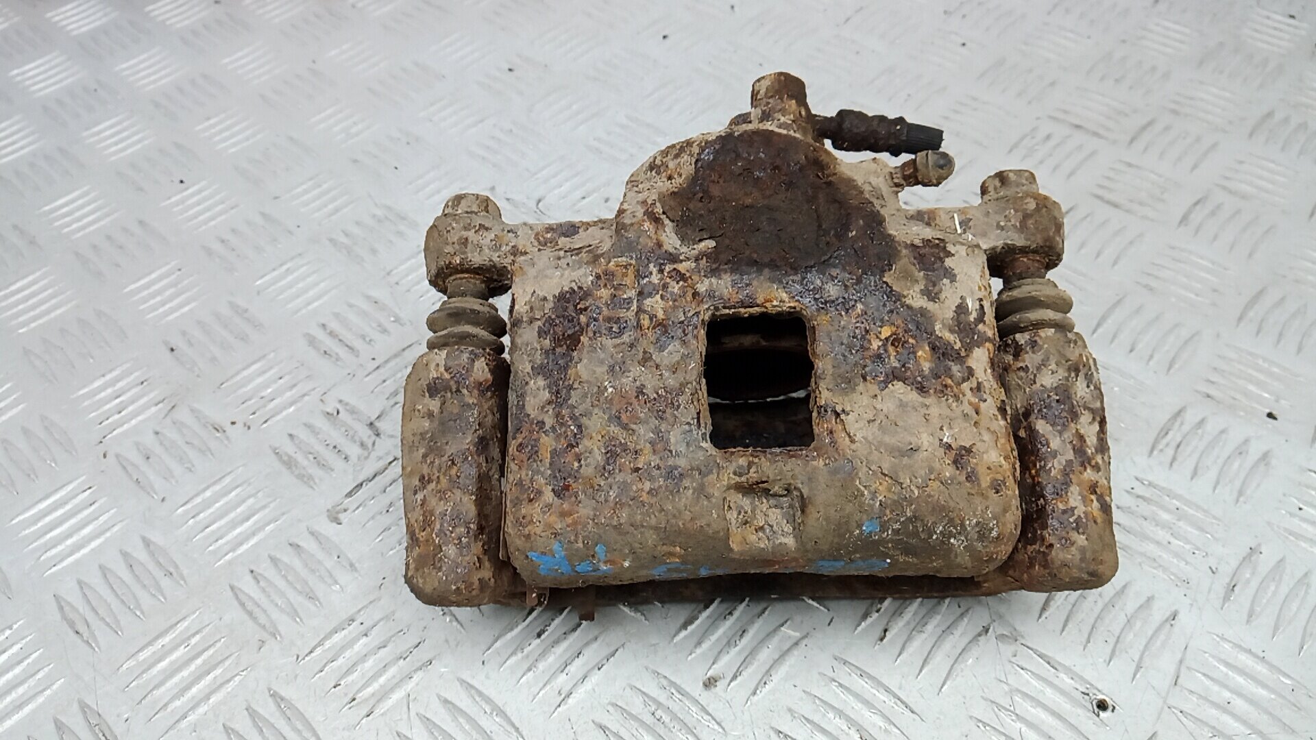 Суппорт тормозной передний правый ISUZU TROOPER 2 2