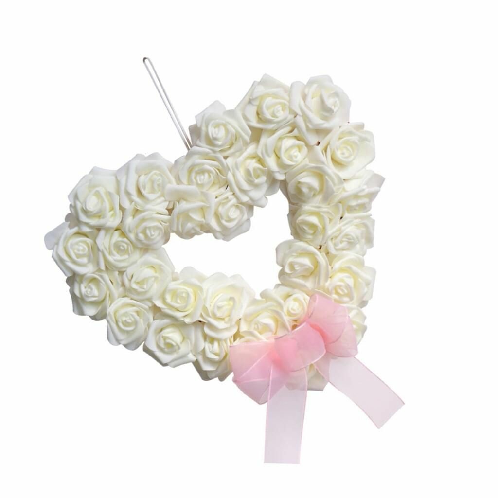 Любовная гирлянда из белых роз на День святого Валентина