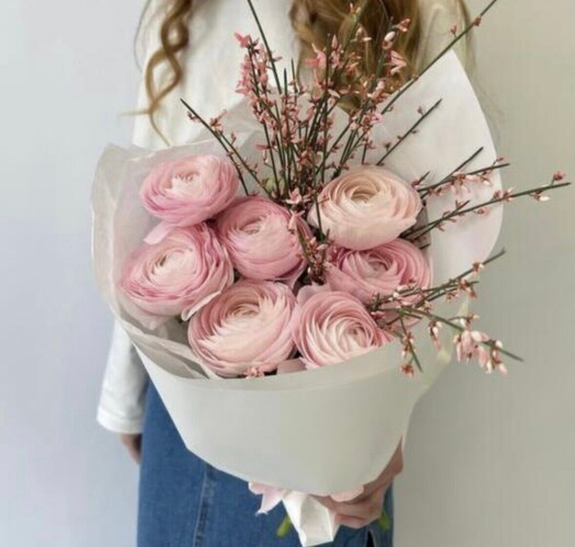 Миниатюрный букет комплимент модные ранункулюсы и весенняя гениста