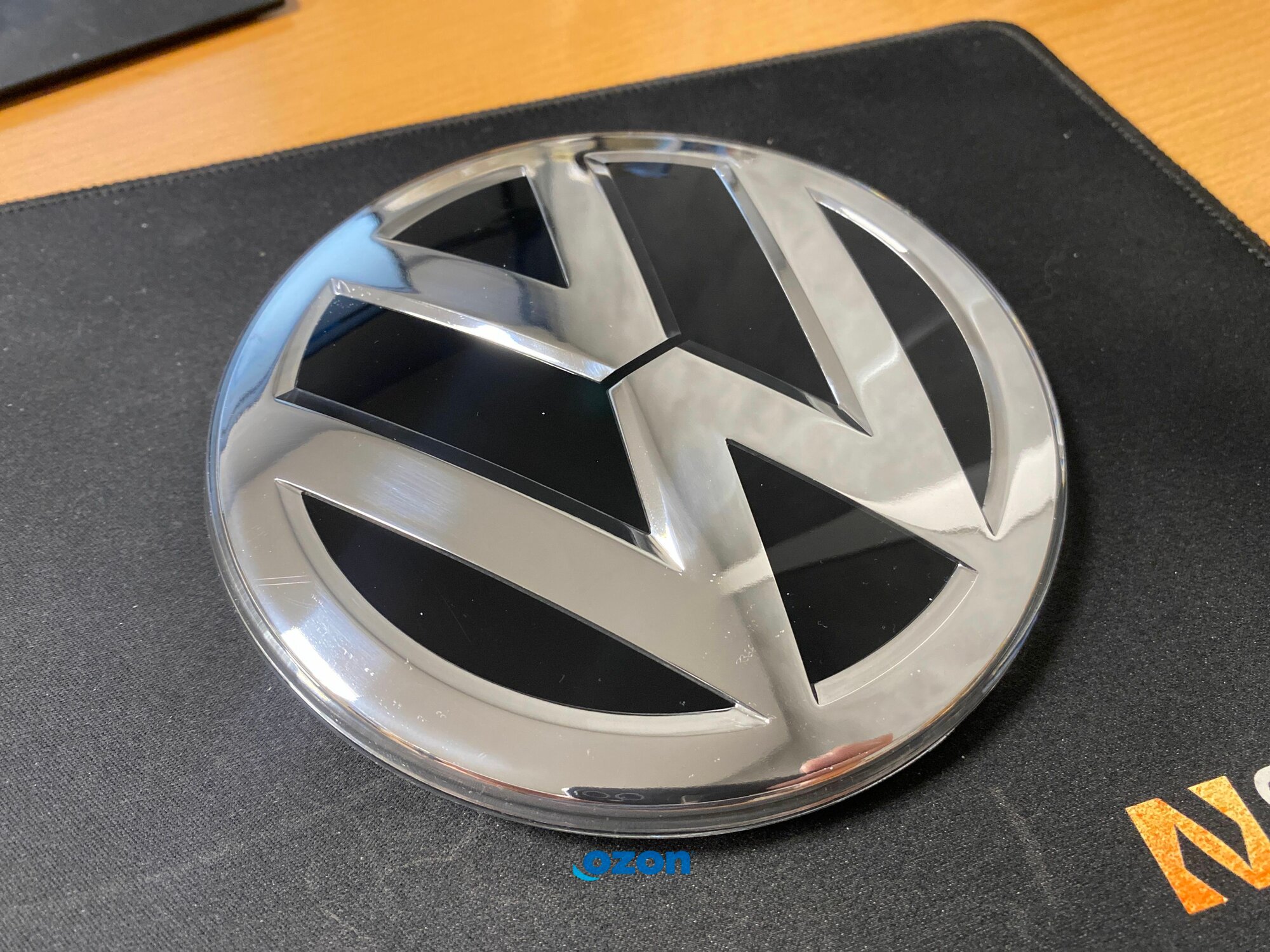 Эмблема VW Tiguan 2016–2024 под радар 5NA853601JZA, эмблема Фольксваген Tiguan для установки на решетку автомобиля