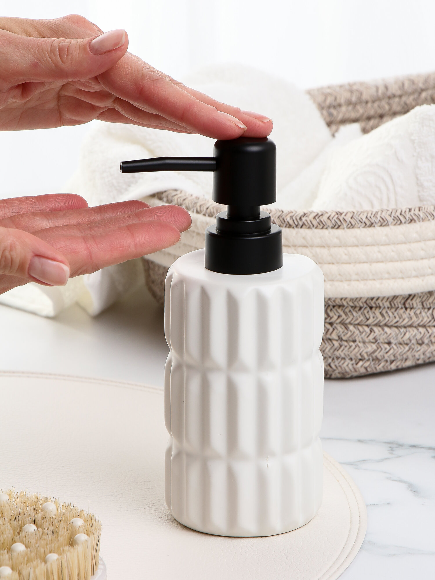 Керамический дозатор для жидкого мыла Бабл серый 7х7х17.5 см, стильный настольный диспенсер в ванную Y4-9856