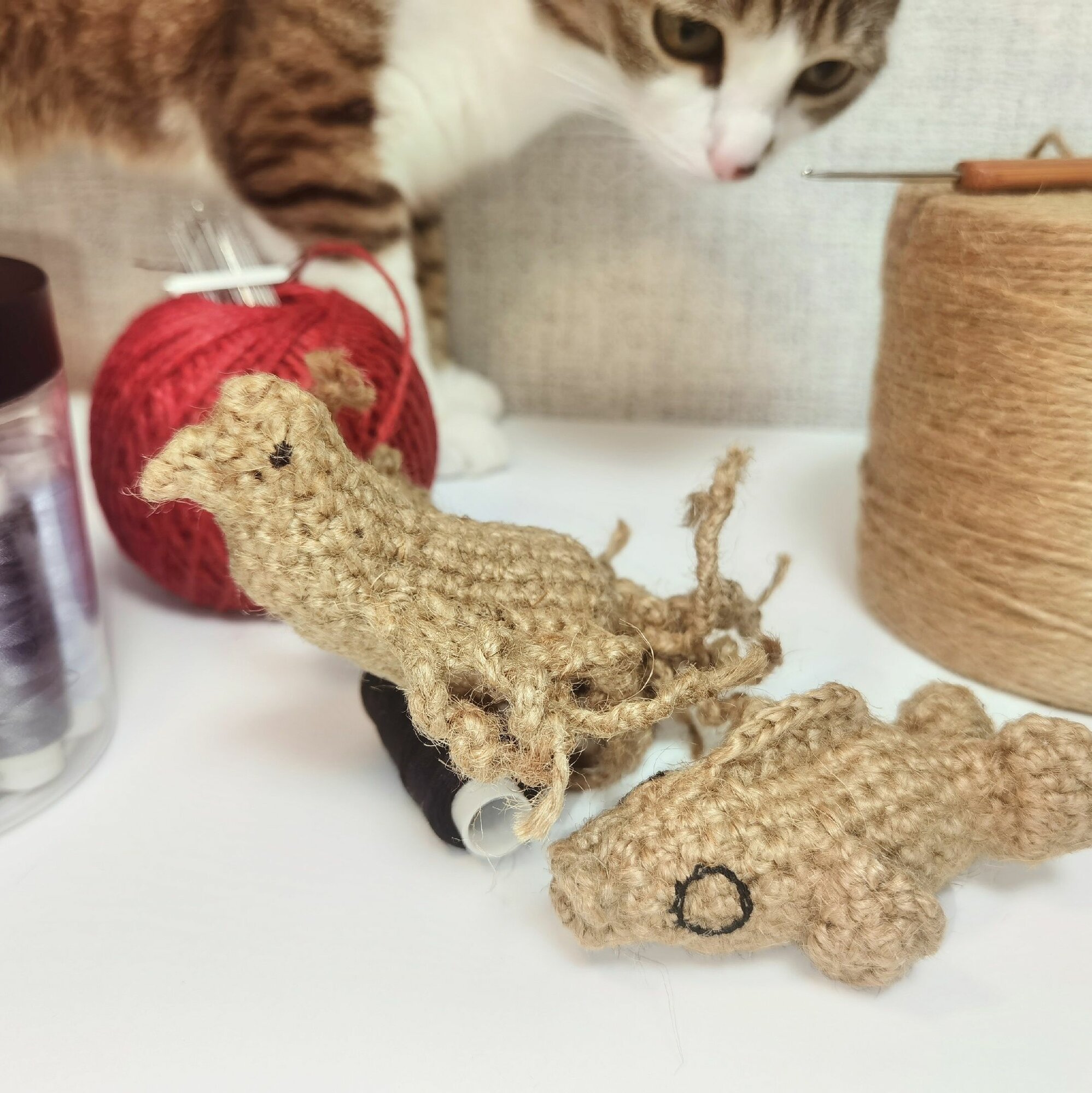 Набор игрушек из джута птичка и рыбка, игрушка с кошачьей мятой 2 штуки (средние - 10 - 14 см) с бубенчиком внутри