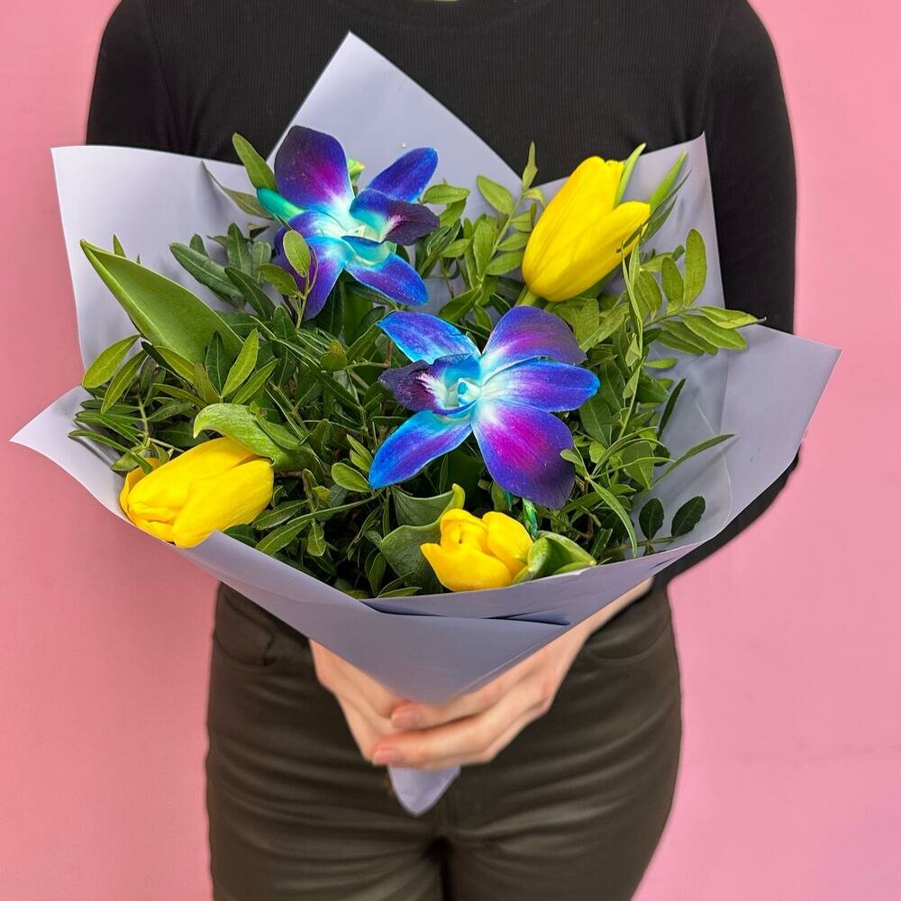 Букет из желтых тюльпанов и синего дендробиума в сочетании с зеленью фисташки от Bestflo купить с доставкой