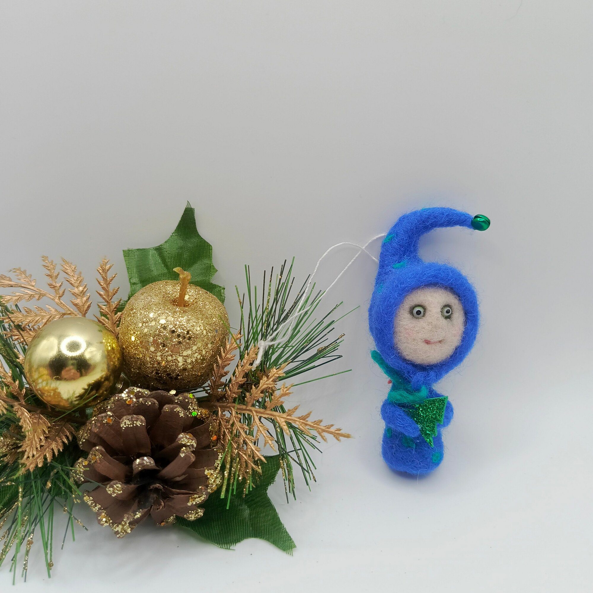 Девочка-подвеска ручной работы (9,5 см) валяная игрушка из шерсти, эксклюзивный подарок в коробочке