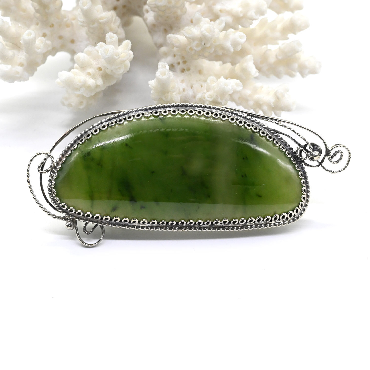 Брошь, нефрит