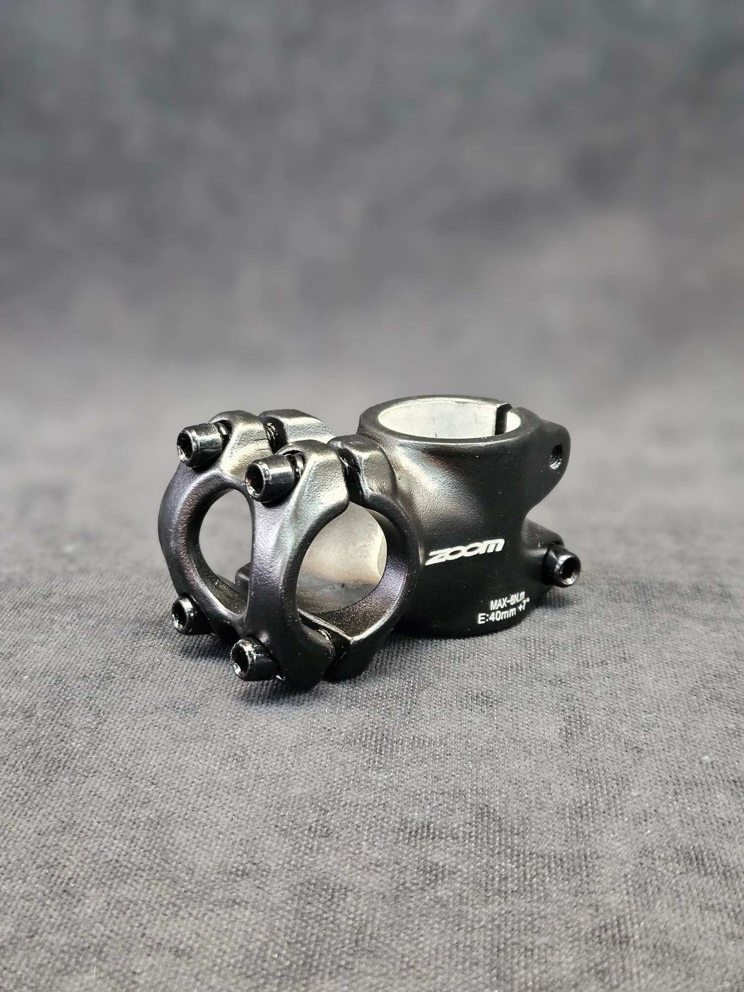 Вынос руля Zoom TDS-C342-8, D 25.4 мм, L 40 мм, S 1,125", угол +7" градусов, черный