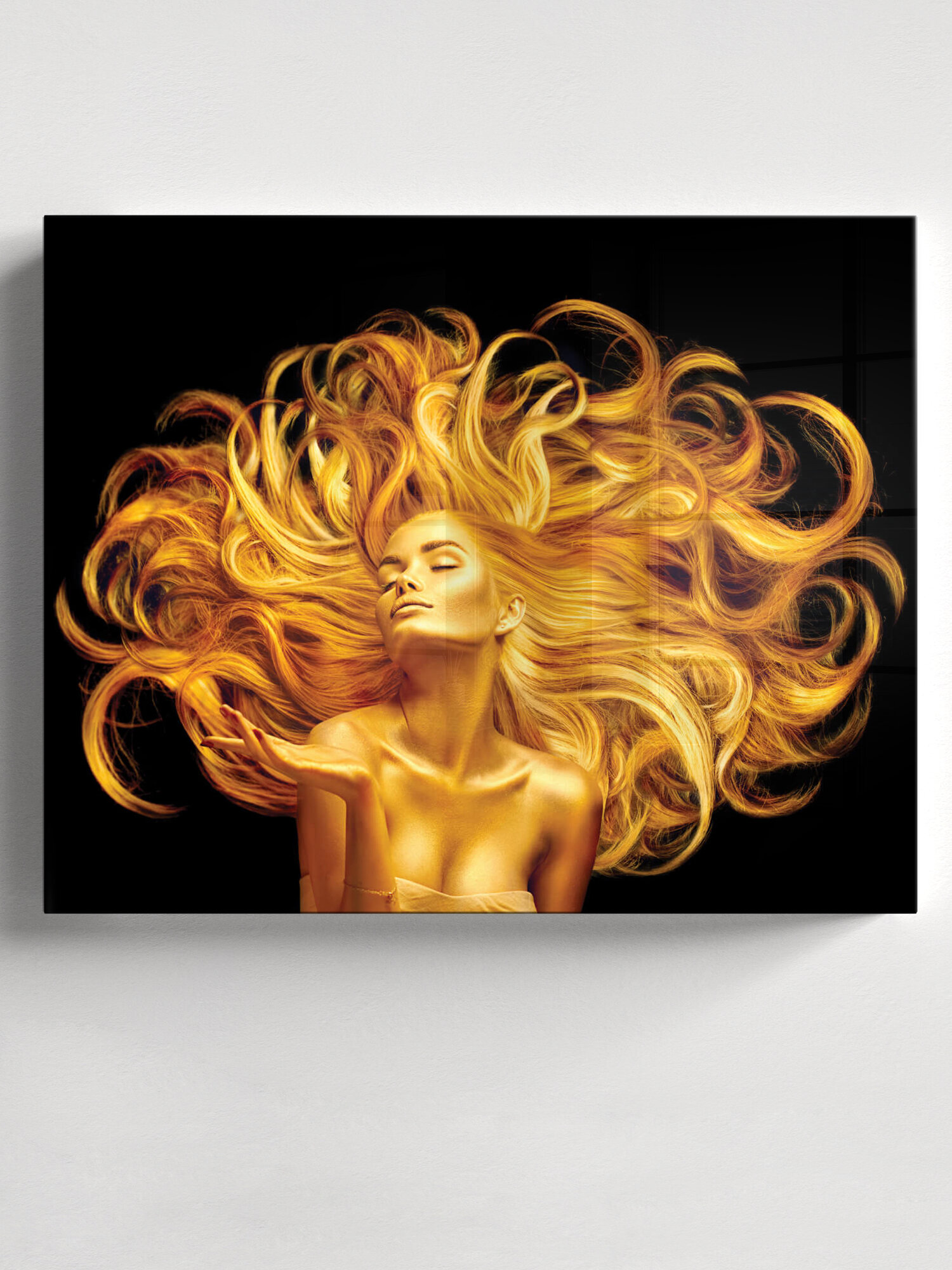 Картина Postermarket "Золотая девушка" стекло, цифровая печать, 40х50 см,