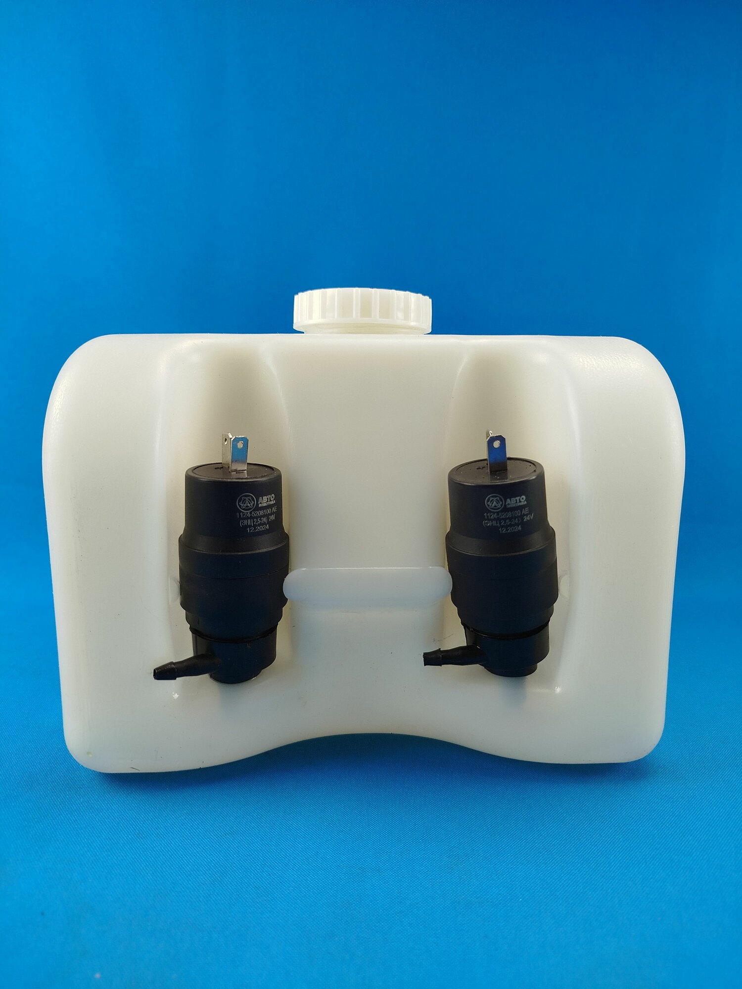 Бачок омывателя "UAD" для автомобилей КамАЗ, ЗиЛ, Урал 5,4л в сборе с двумя моторами (1112.5208000-01)