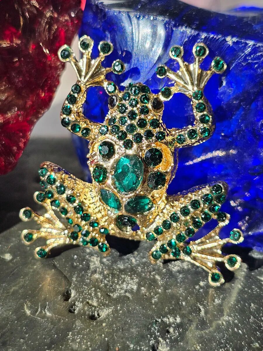 Лягушка оберег талисман сувенирный магнит