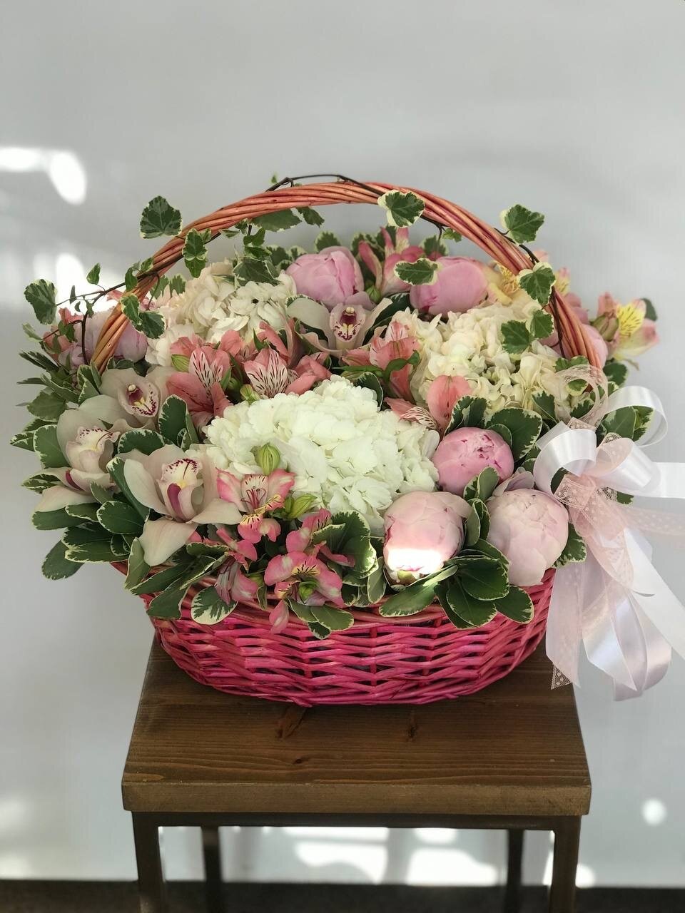 Корзина из пионов и гортензии «Райская долина» - S (до 30 см)