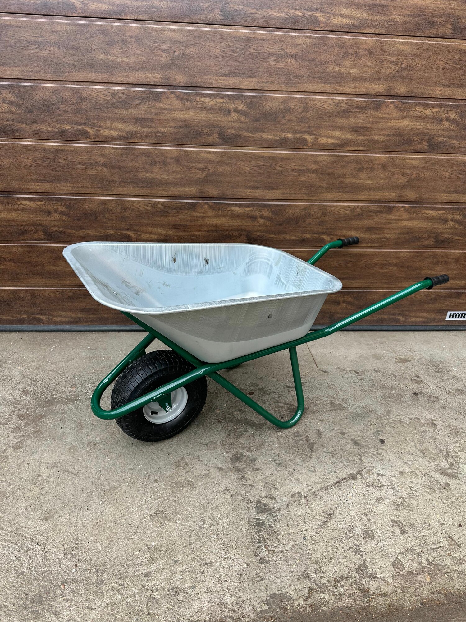 Тачка строительная усиленная одноколесная FINKA-1 (110л/250кг), на широком колесе и с усиленным кузовом