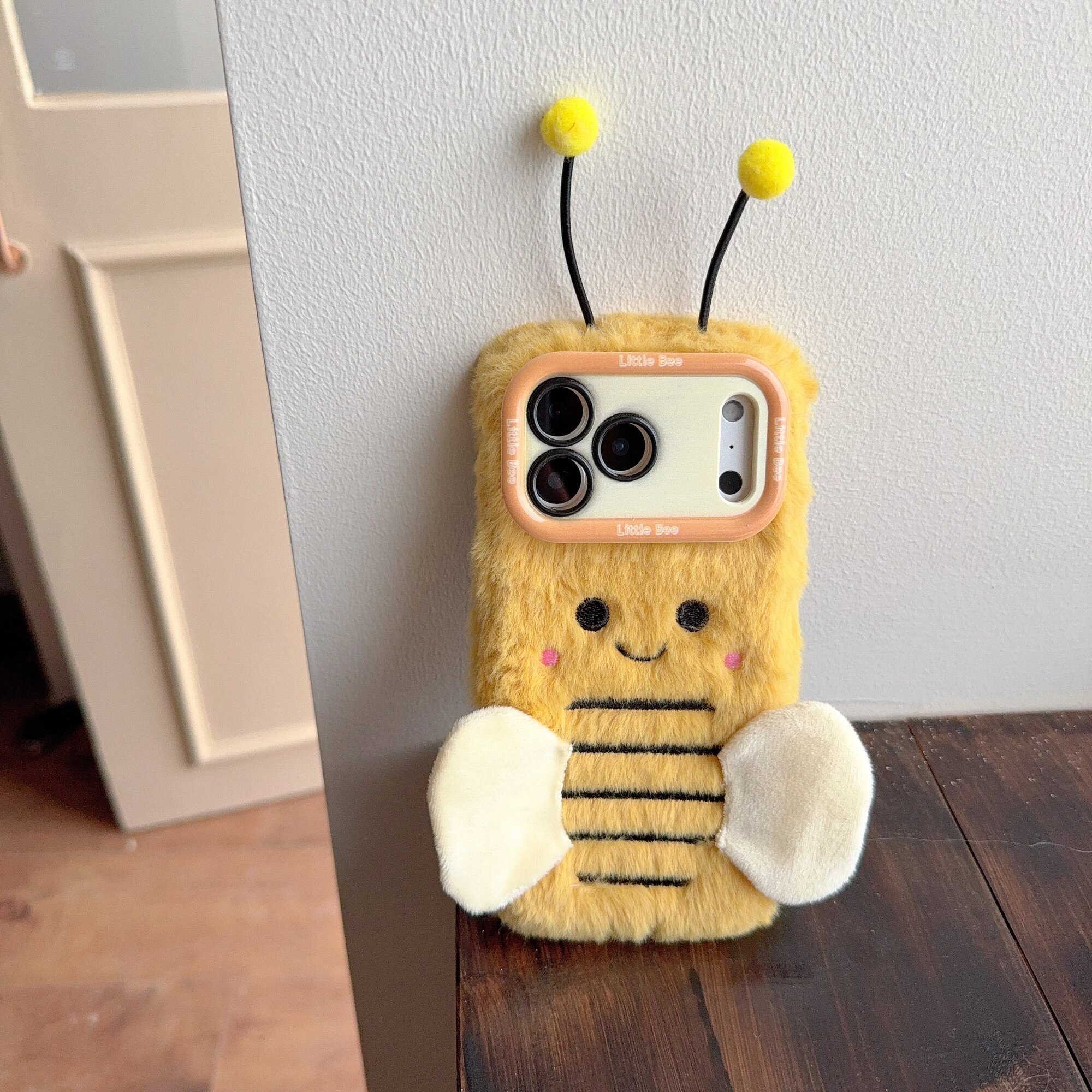 Для Samsung Galaxy S23 S24 S25 Ultra A56-5g A36-5g плюшевый чехол с вышивкой Kawaii Little Bee для телефона с отверстием для объектива, чехол-держатель