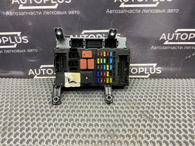 Блок предохранителей салонный