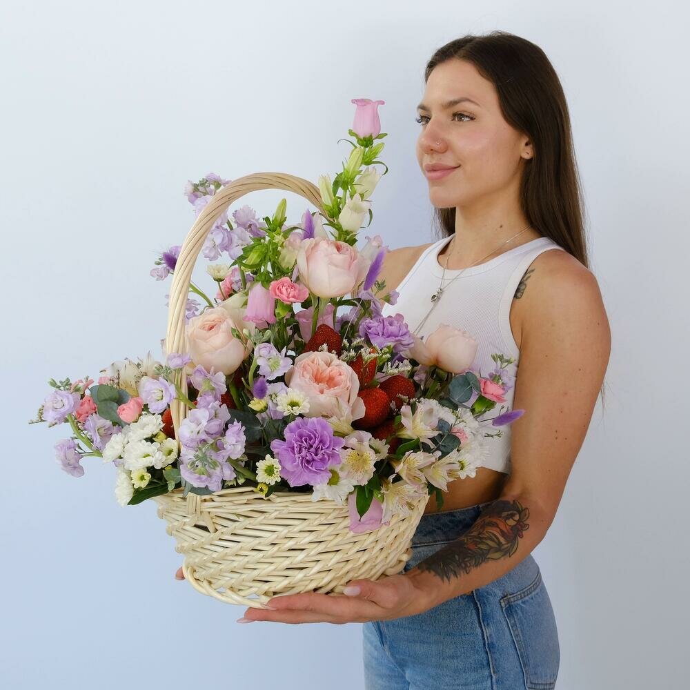 Корзина с цветами и ягодами: пионовидные розы, колокольчики, клубника, черешня и голубика