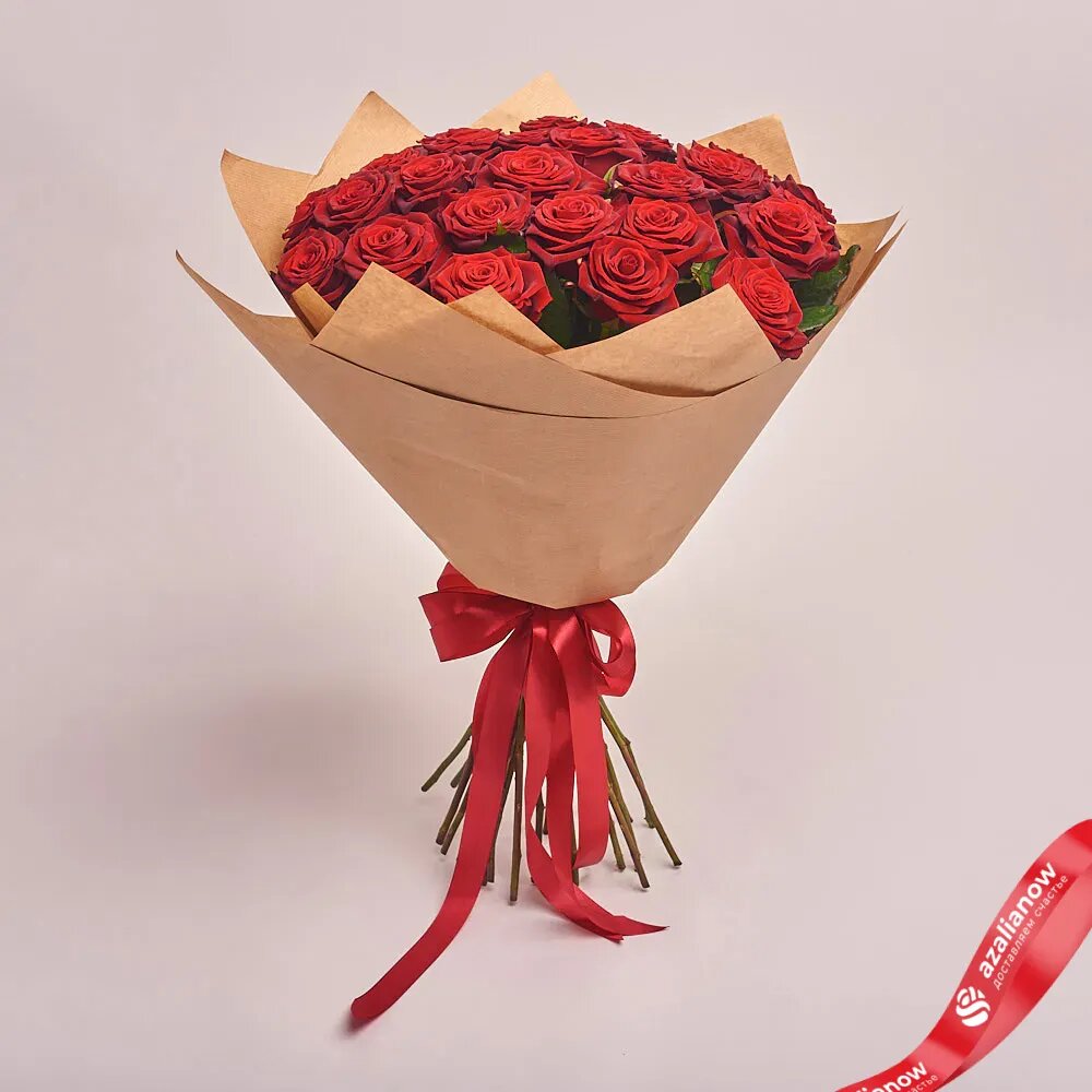 Классический букет из 25 красных роз Ред Наоми в крафте, 50 см от АзалияНау